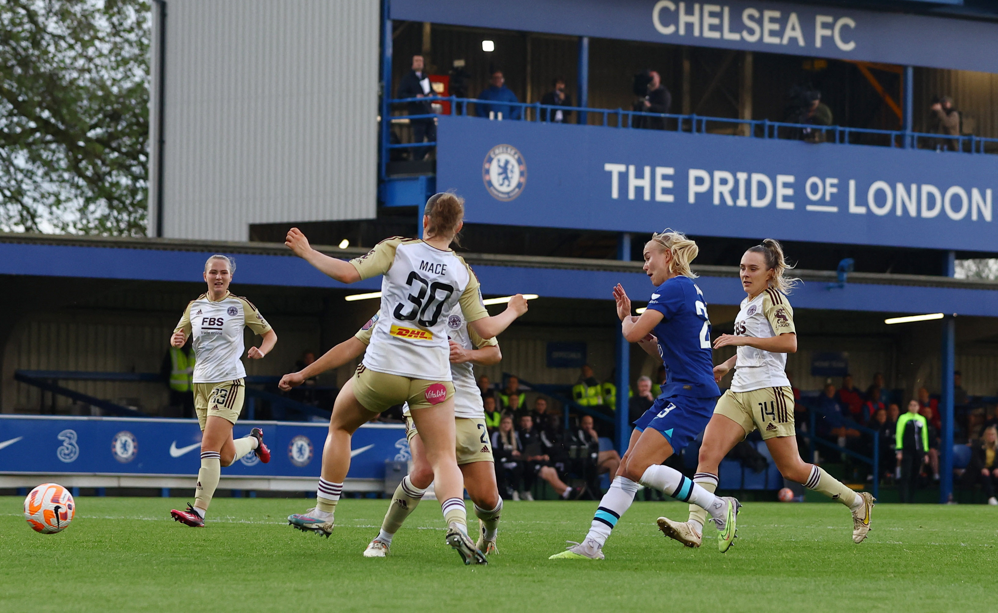 Chelsea hammer Leicester to close on Man United in WSL title race | Reuters