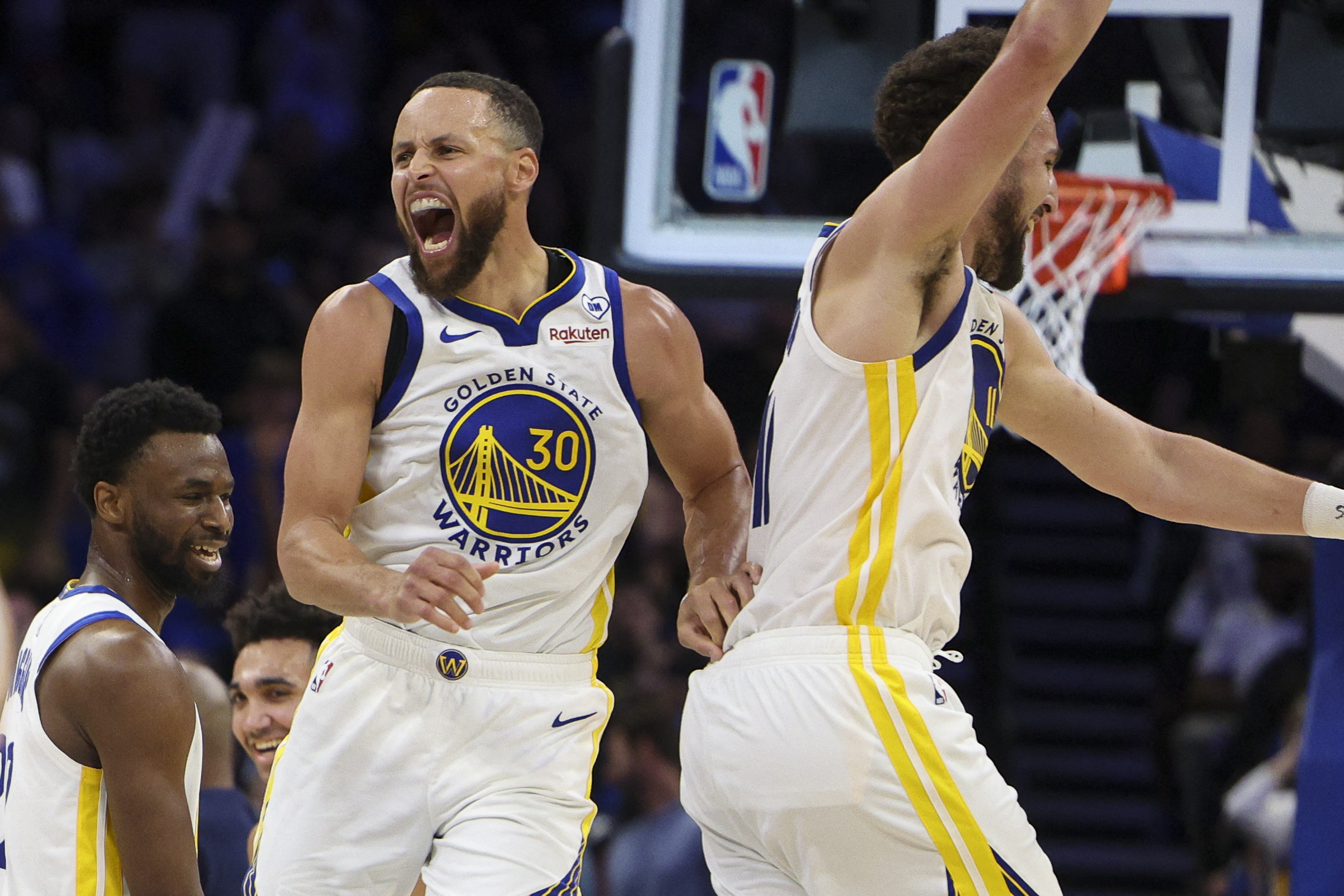Warriors complete back-to-back sweep, hold off Magic | Reuters