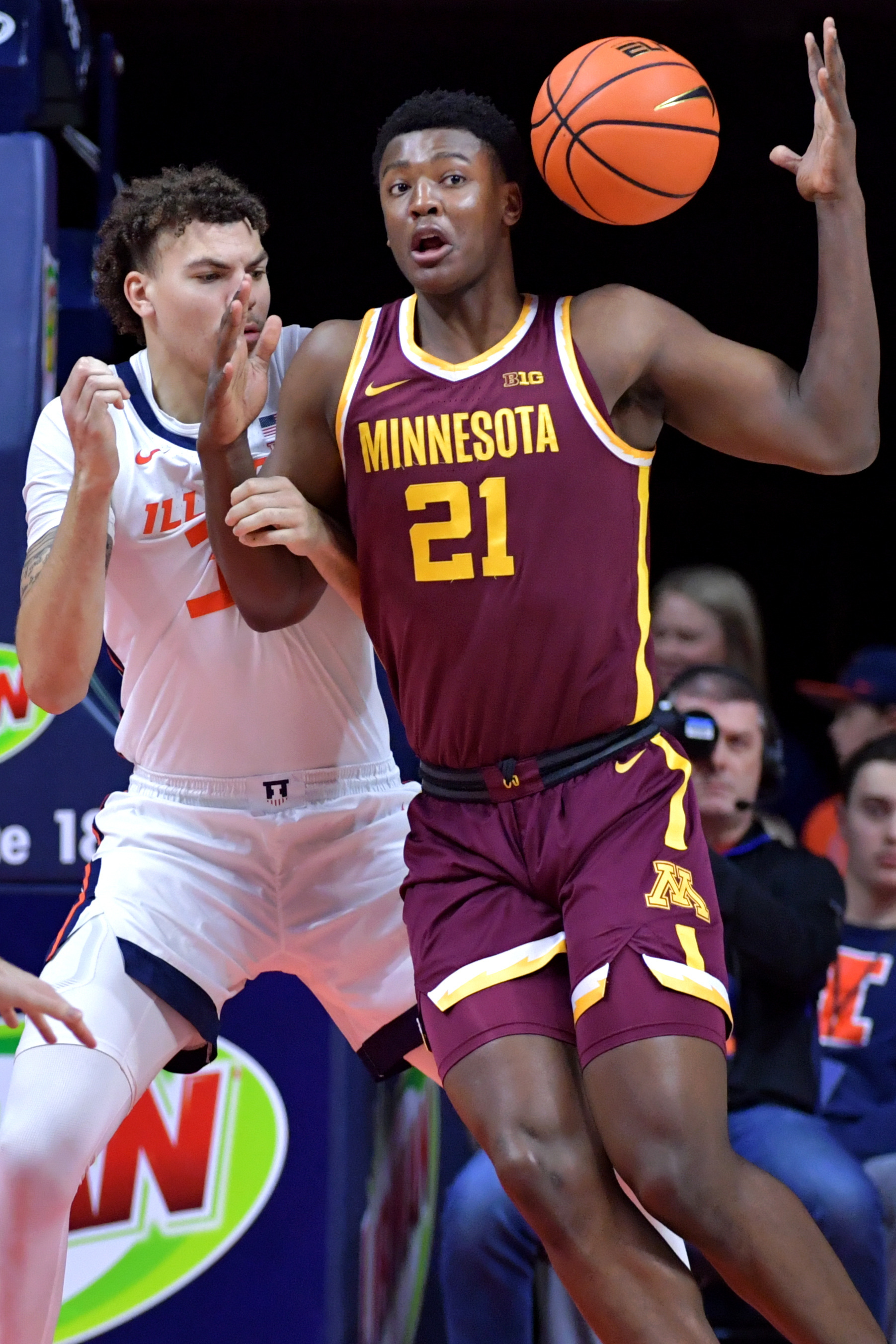 No. 13 Illinois outlasts Minnesota in back-and-forth clash | Reuters