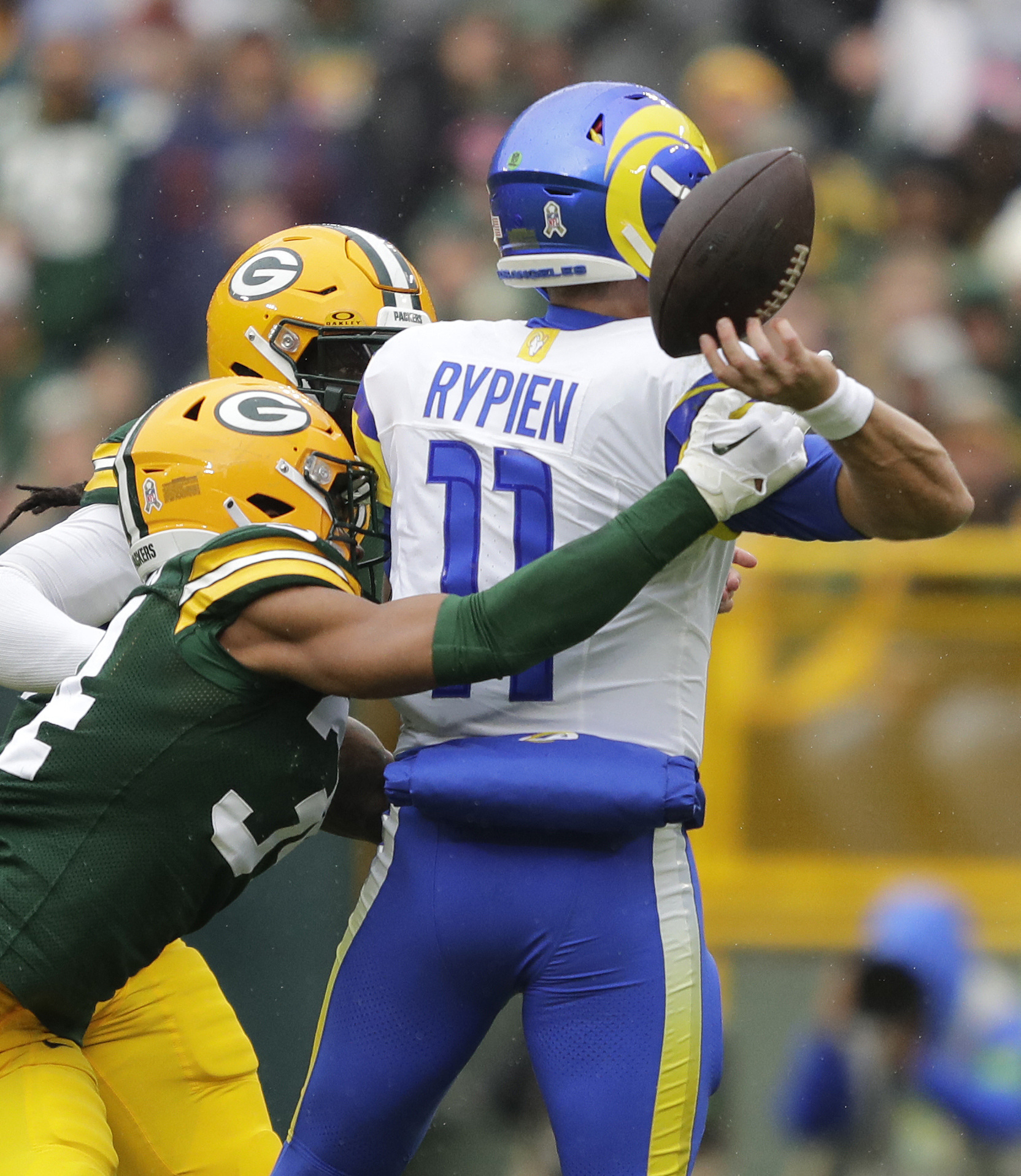 Packers shut down Rams 20-3, end losing skid | Reuters