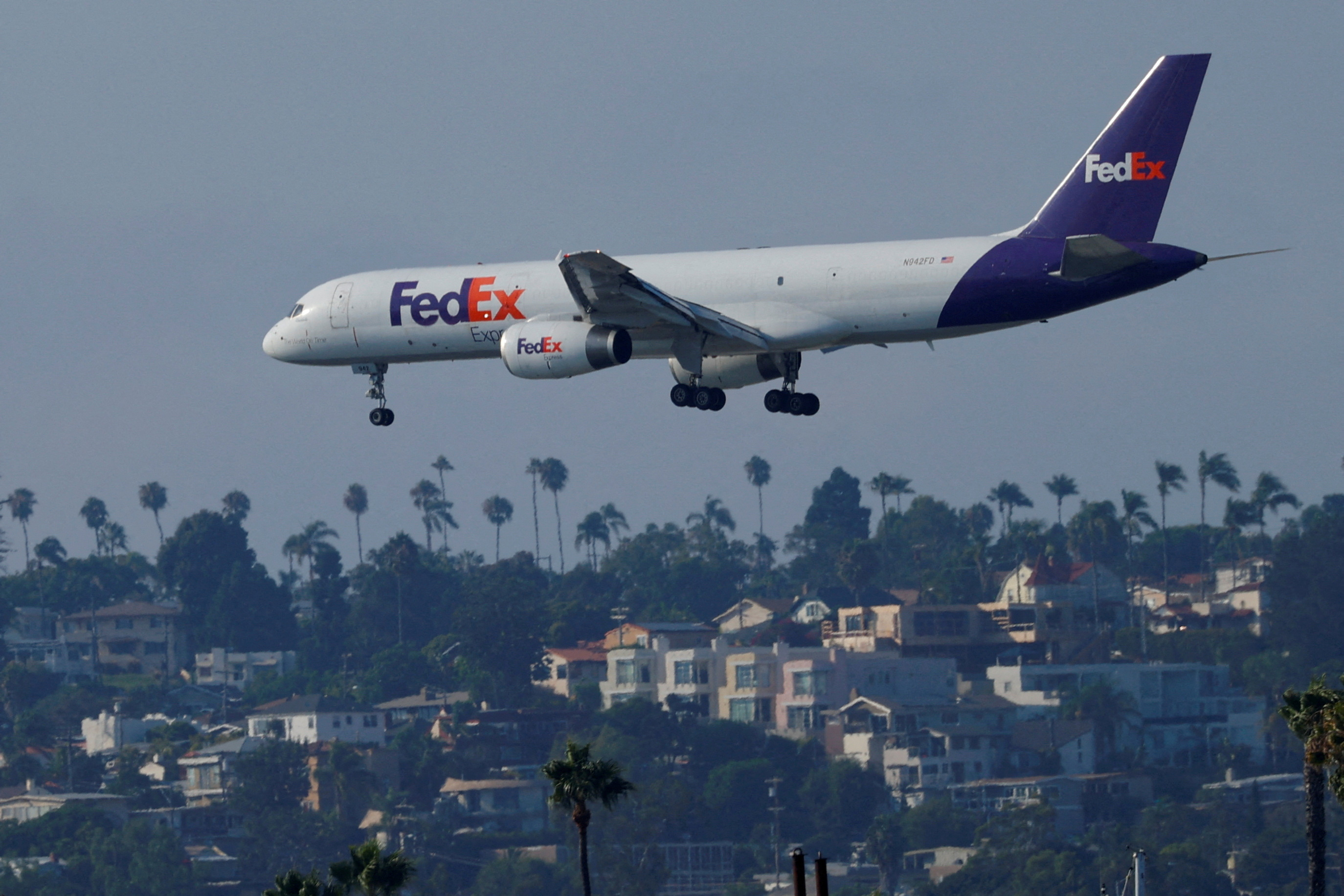 Appeals court overturns $366 mln FedEx race bias verdict | Reuters