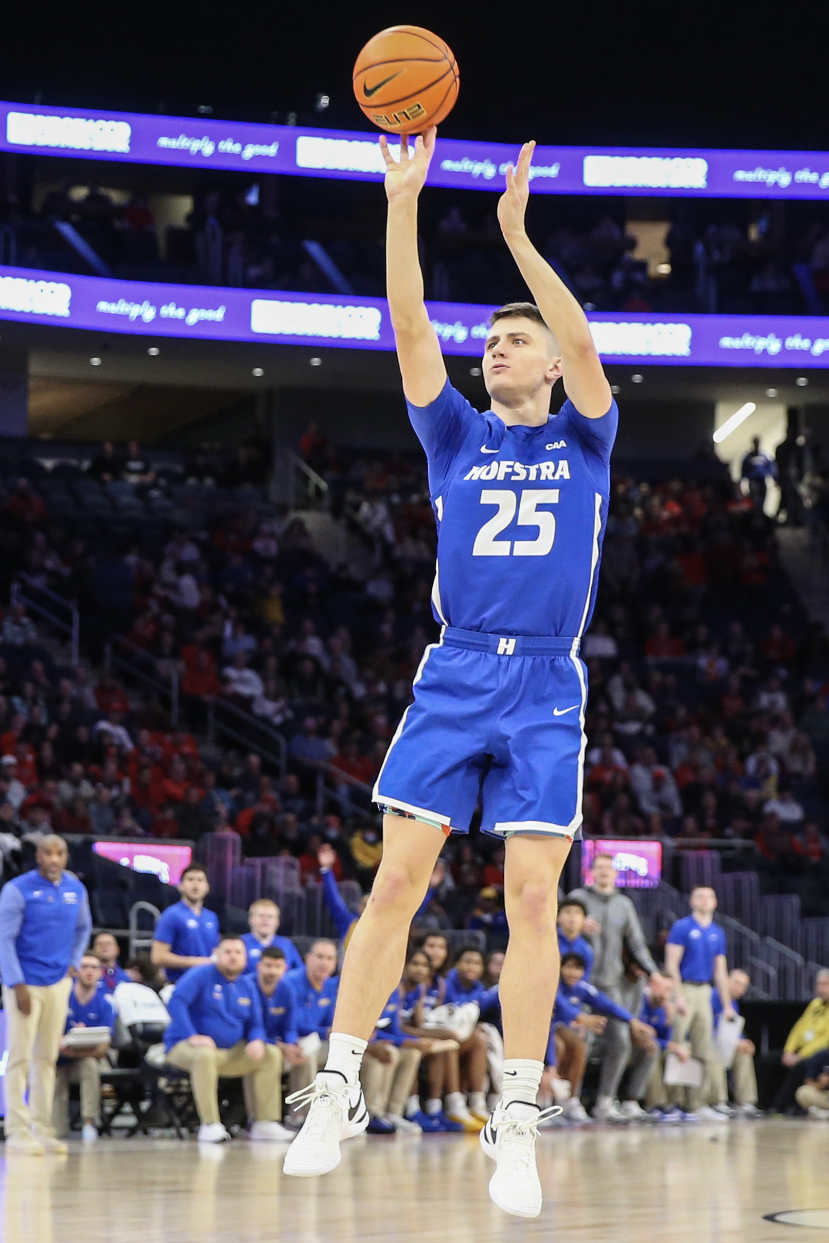 Daniss Jenkins helps St. John's hold off Hofstra down stretch | Reuters