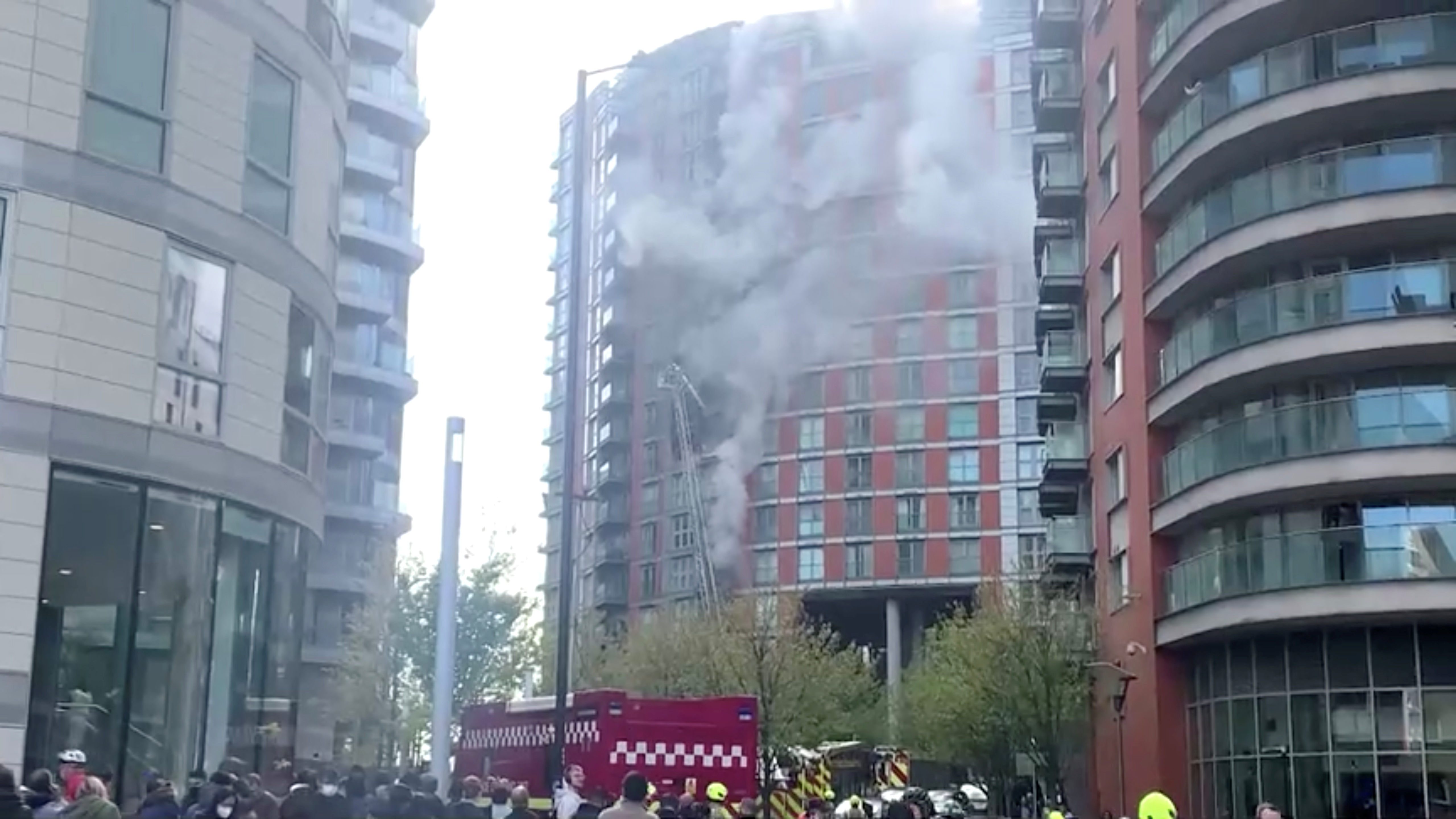 Firefighters tackle blaze at 19-storey London tower block | Reuters