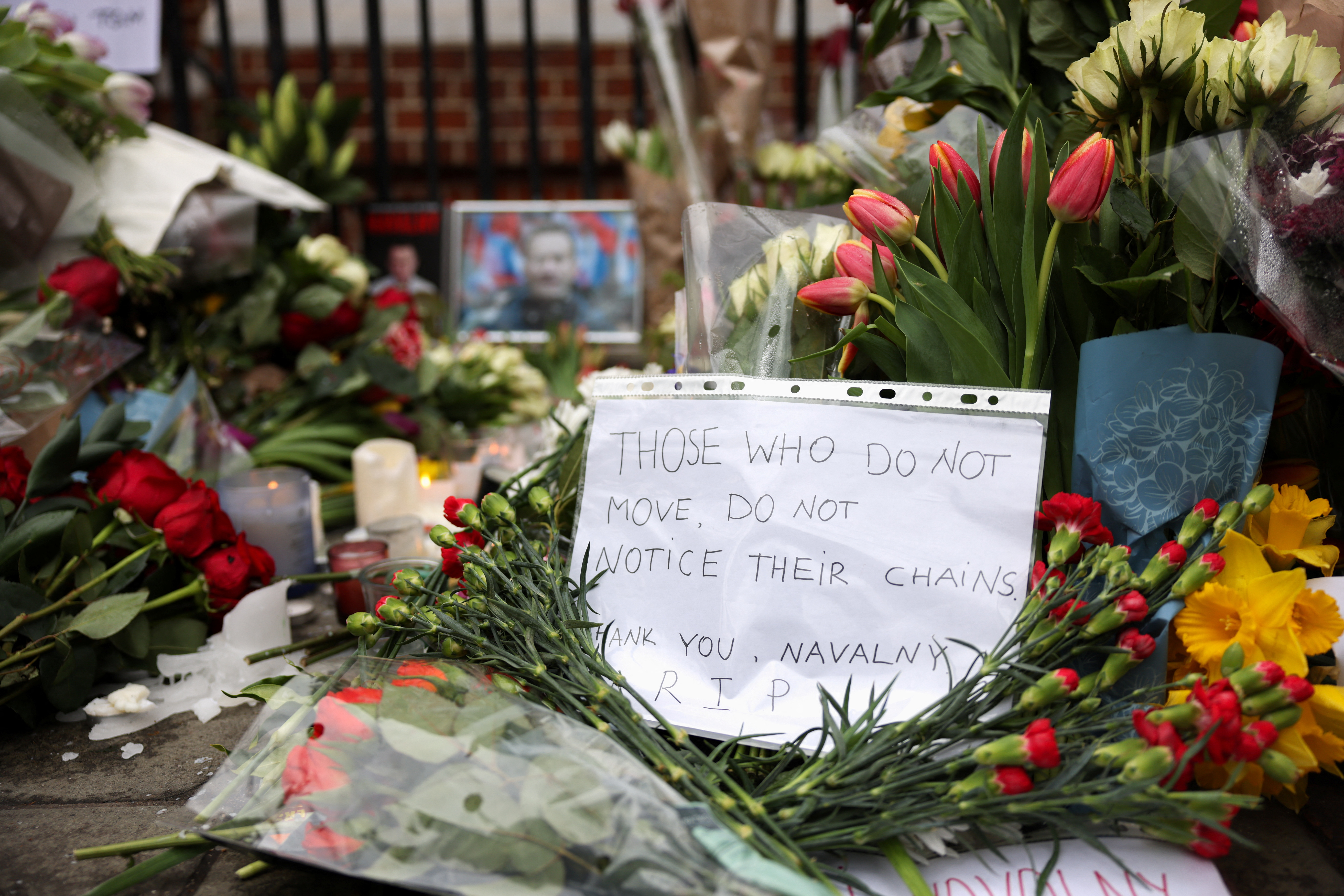 Alexei Navalny death sparks memorials and protests around the globe ...
