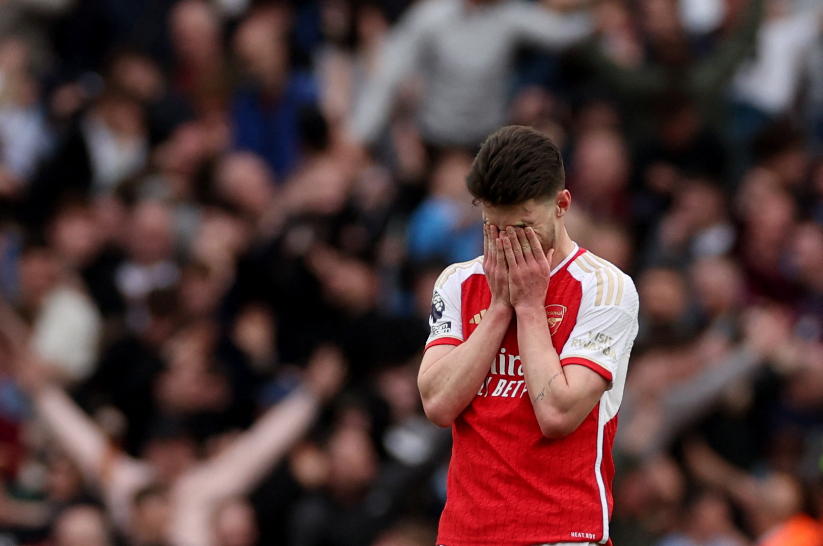 Arsenal's title hopes hit with 2-0 loss to Villa as Man City get boost ...