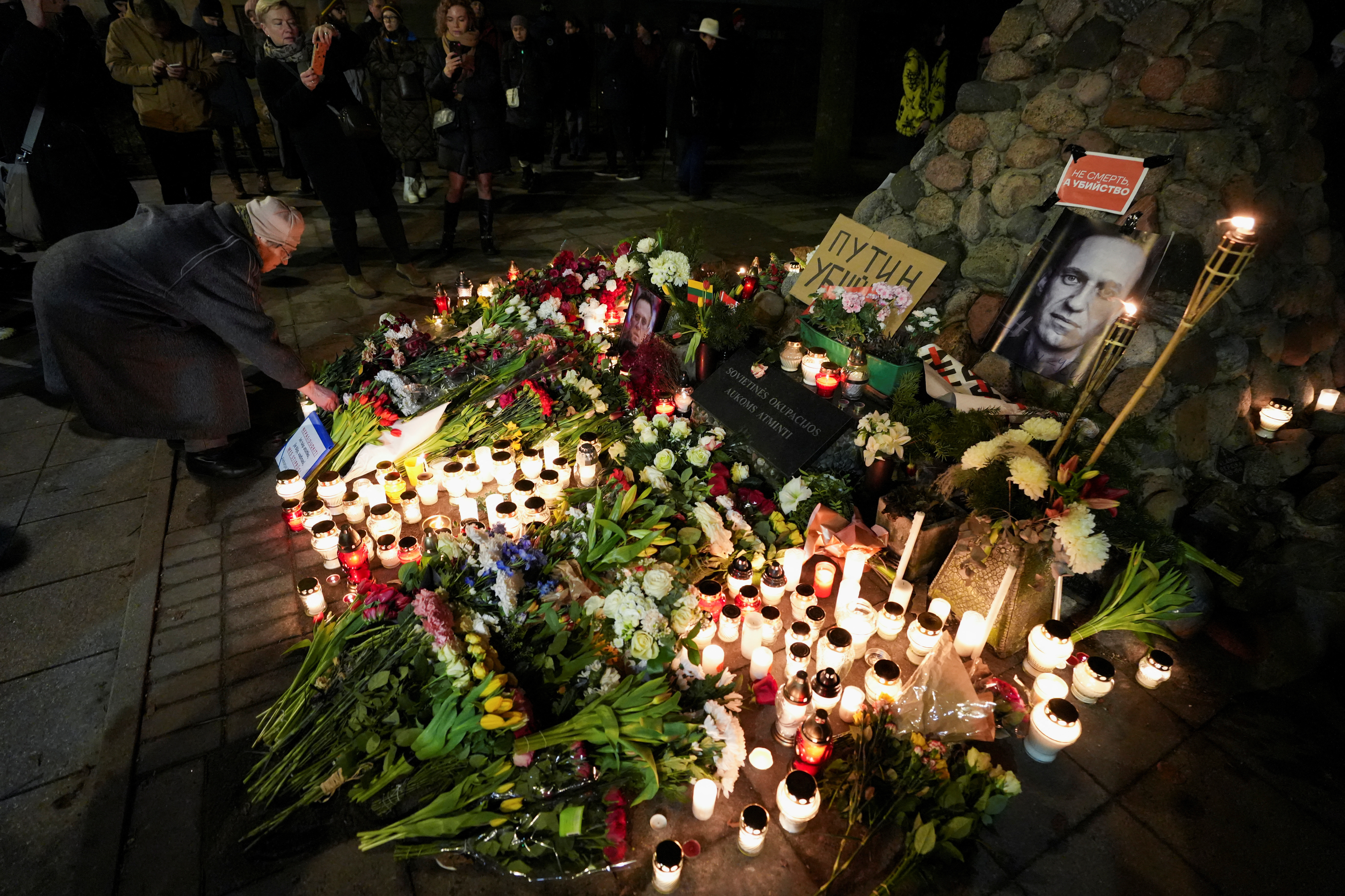 Alexei Navalny death sparks memorials and protests around the globe ...