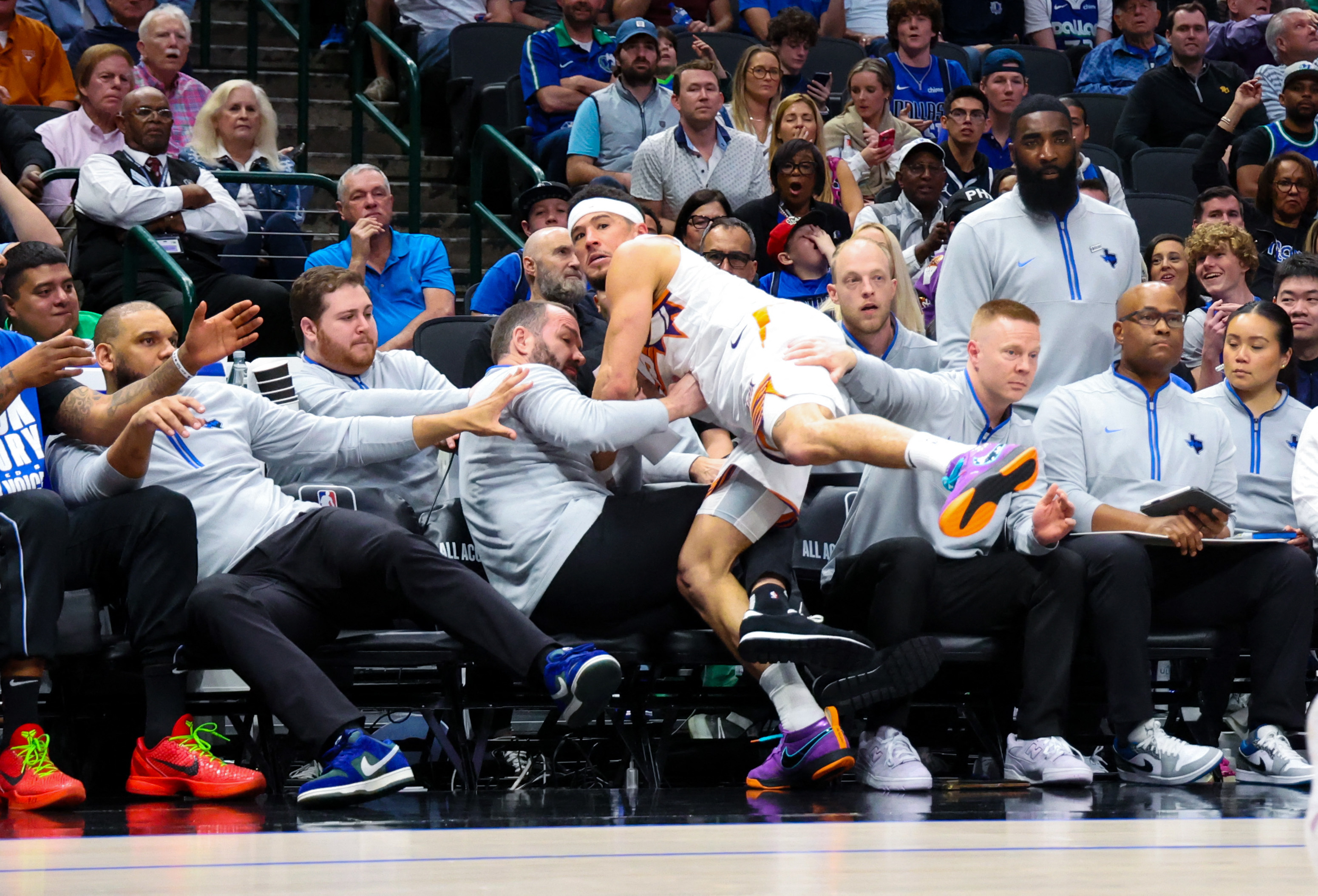 Luka Doncic scores 41 vs. Suns, Mavs win 7th straight | Reuters