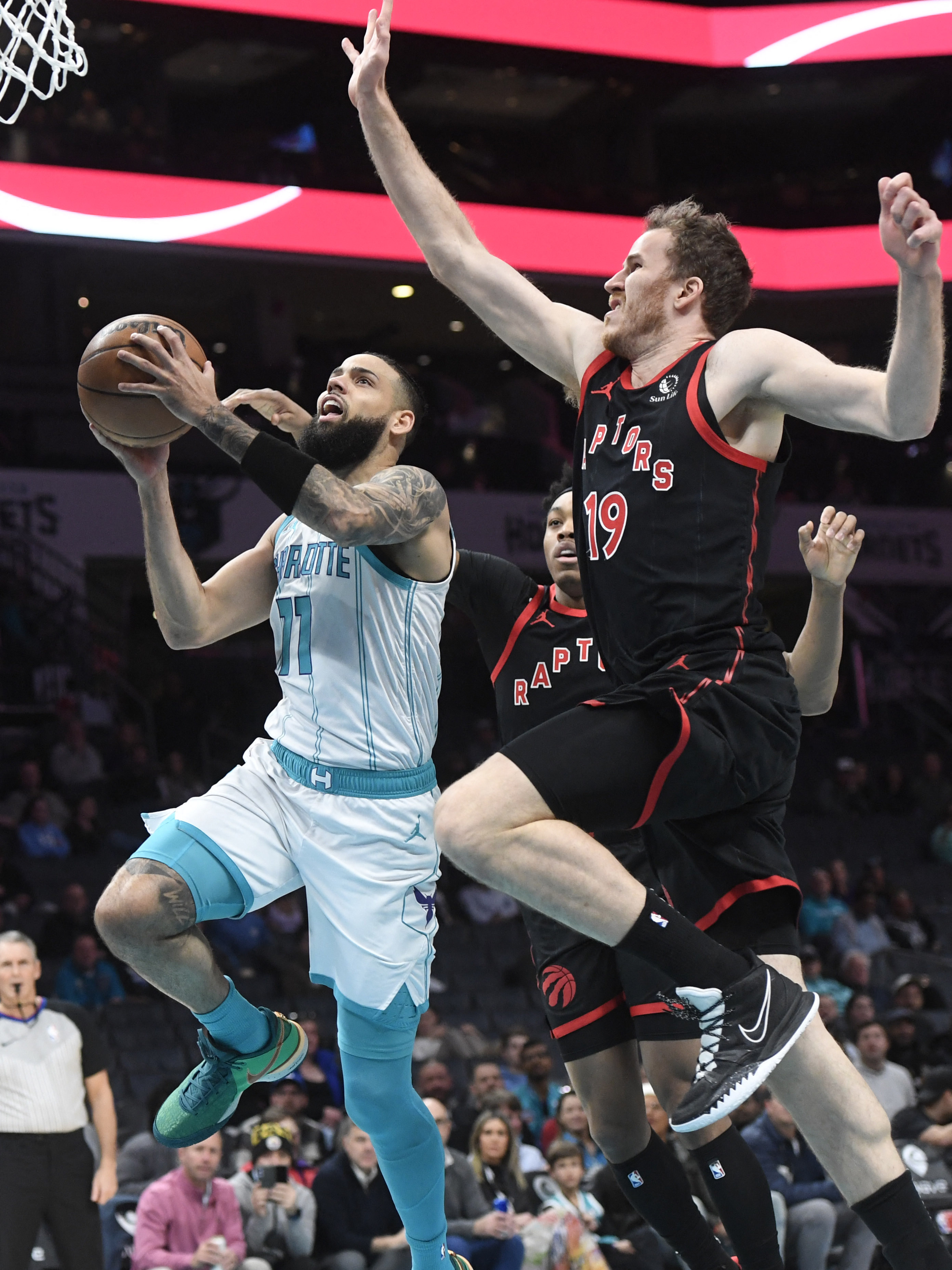 Late run lifts Raptors past Hornets | Reuters