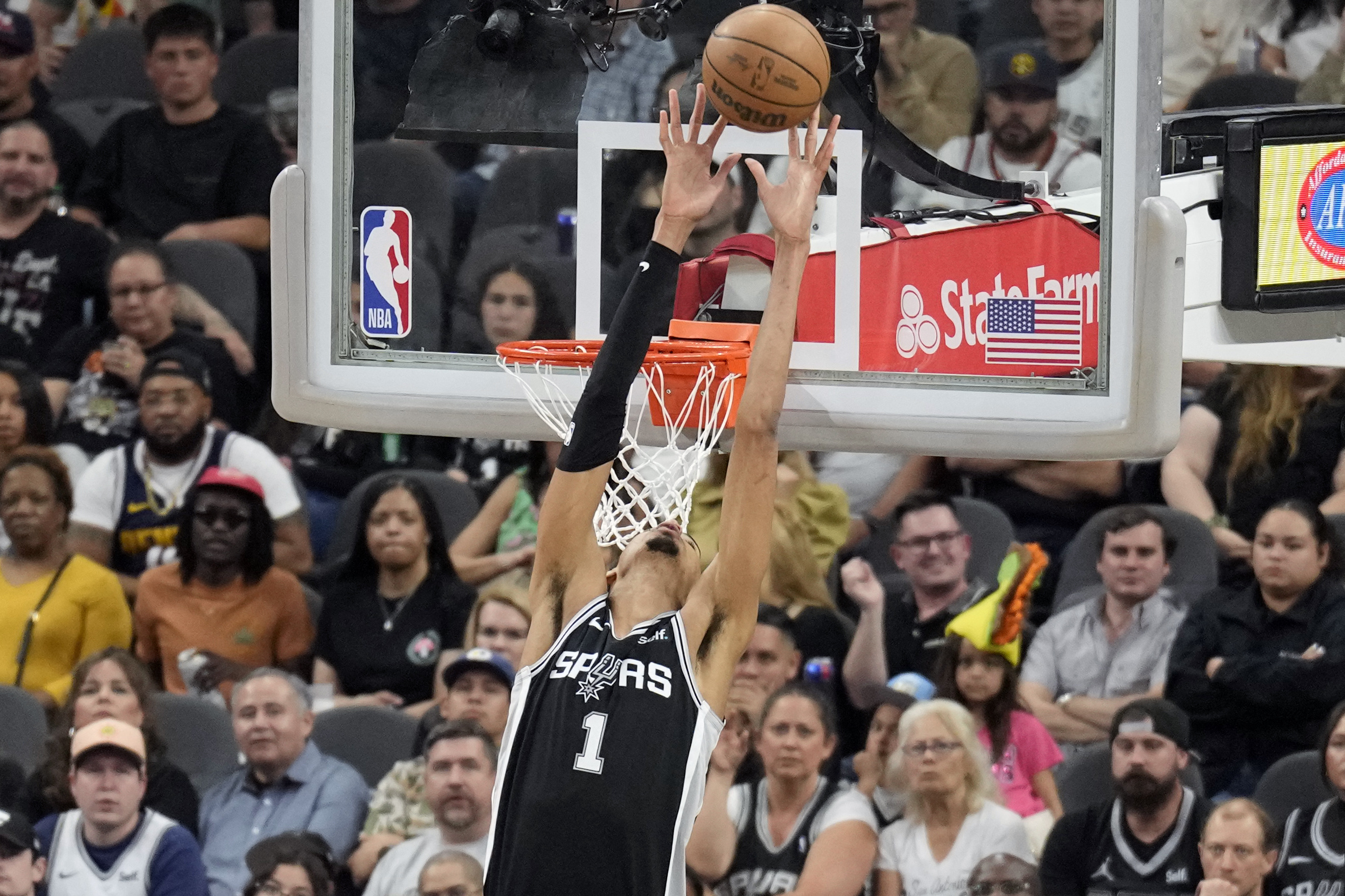 Spurs pull off-last second win over Nuggets | Reuters