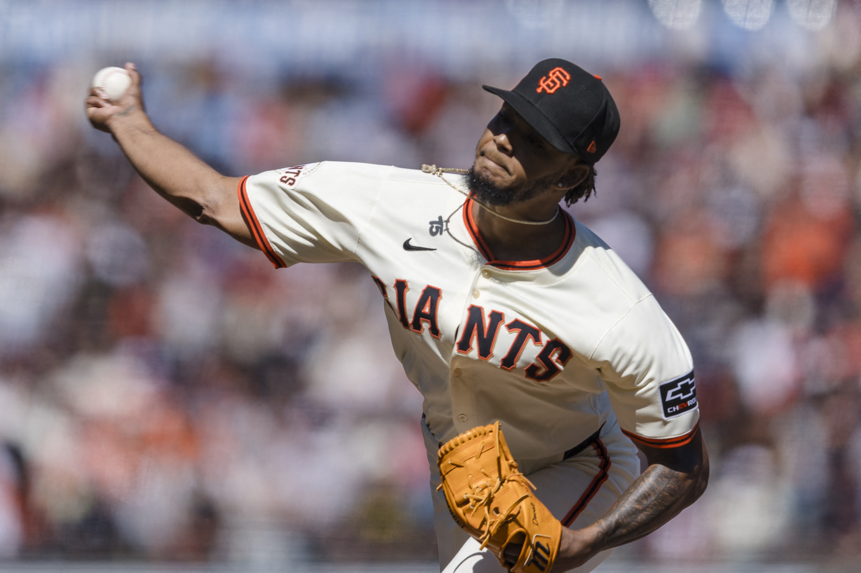 Giants edge Pirates to win low-scoring series | Reuters