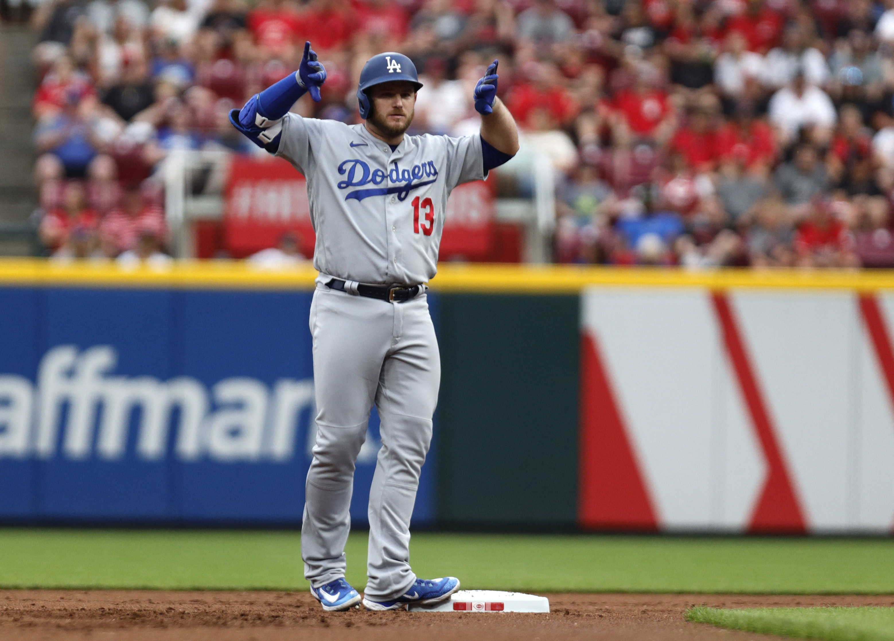 Reds score three in ninth, stun Dodgers | Reuters