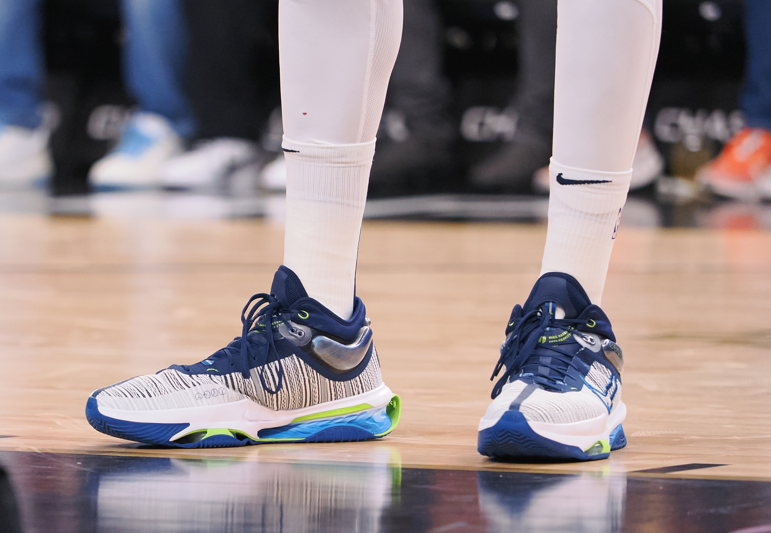 Wolves hold off Warriors for 6th straight win | Reuters