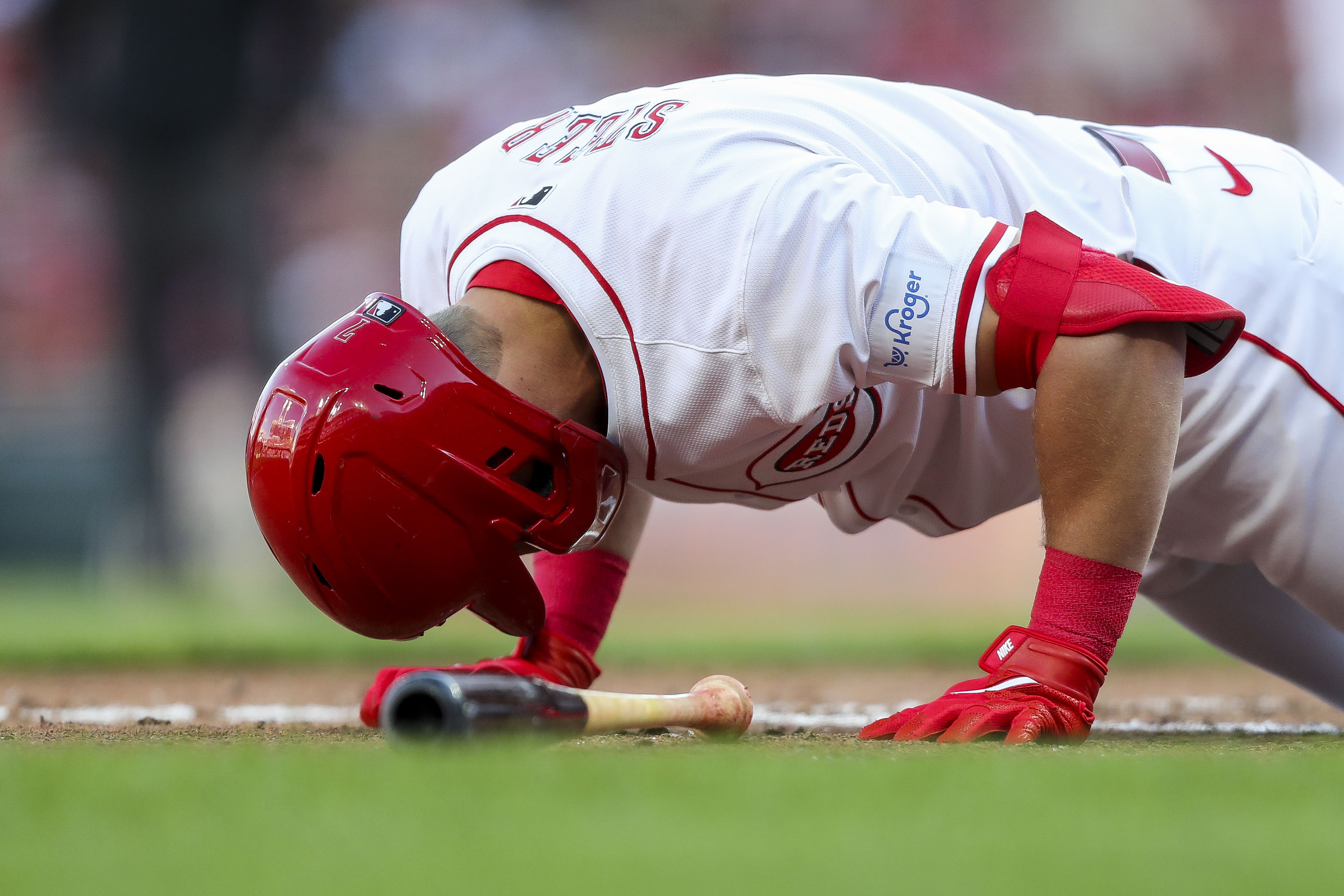 Nick Martini belts 2 HRs as Reds top Nationals | Reuters