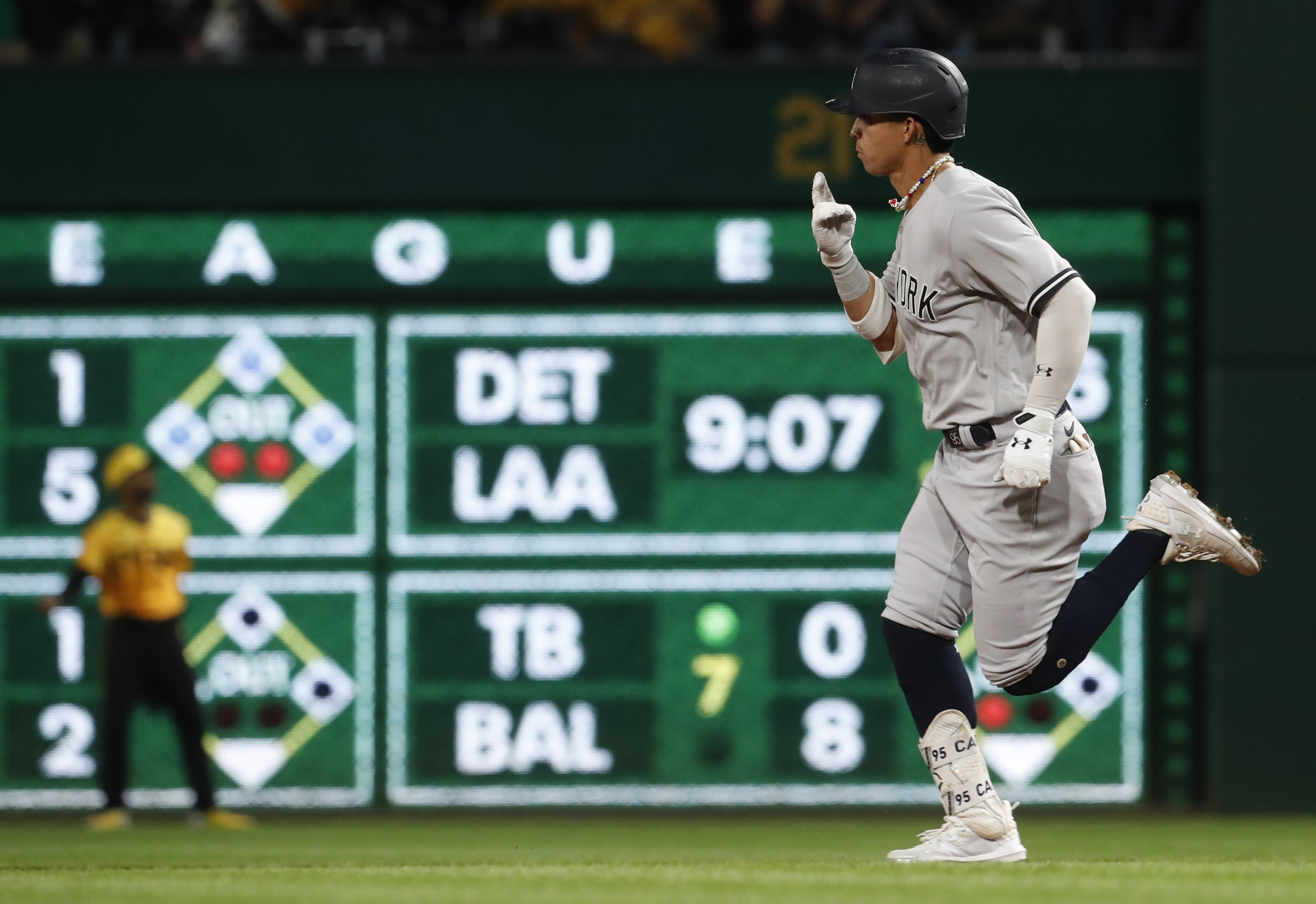 Giancarlo Stanton goes deep as Yankees sink Pirates | Reuters