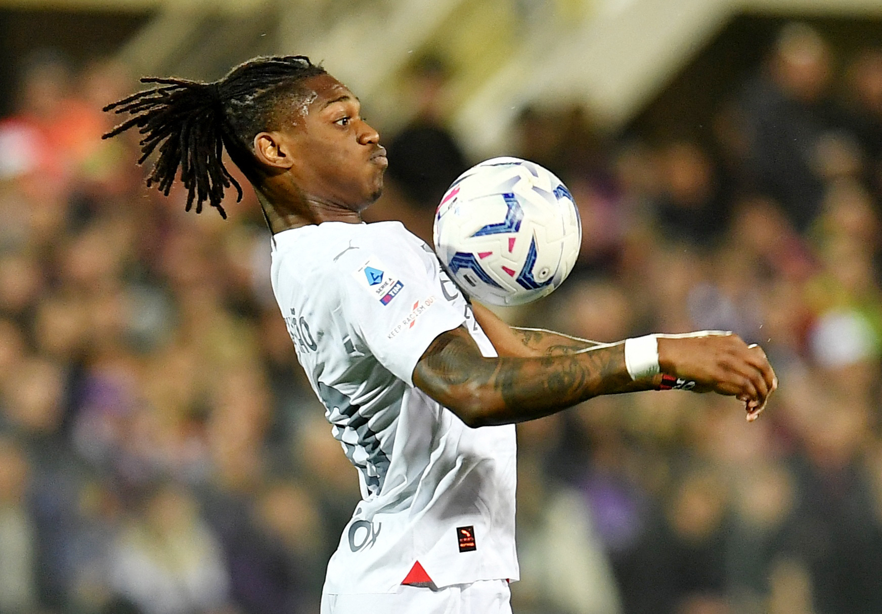 Milan edge Fiorentina 2-1 on emotional night in Florence | Reuters