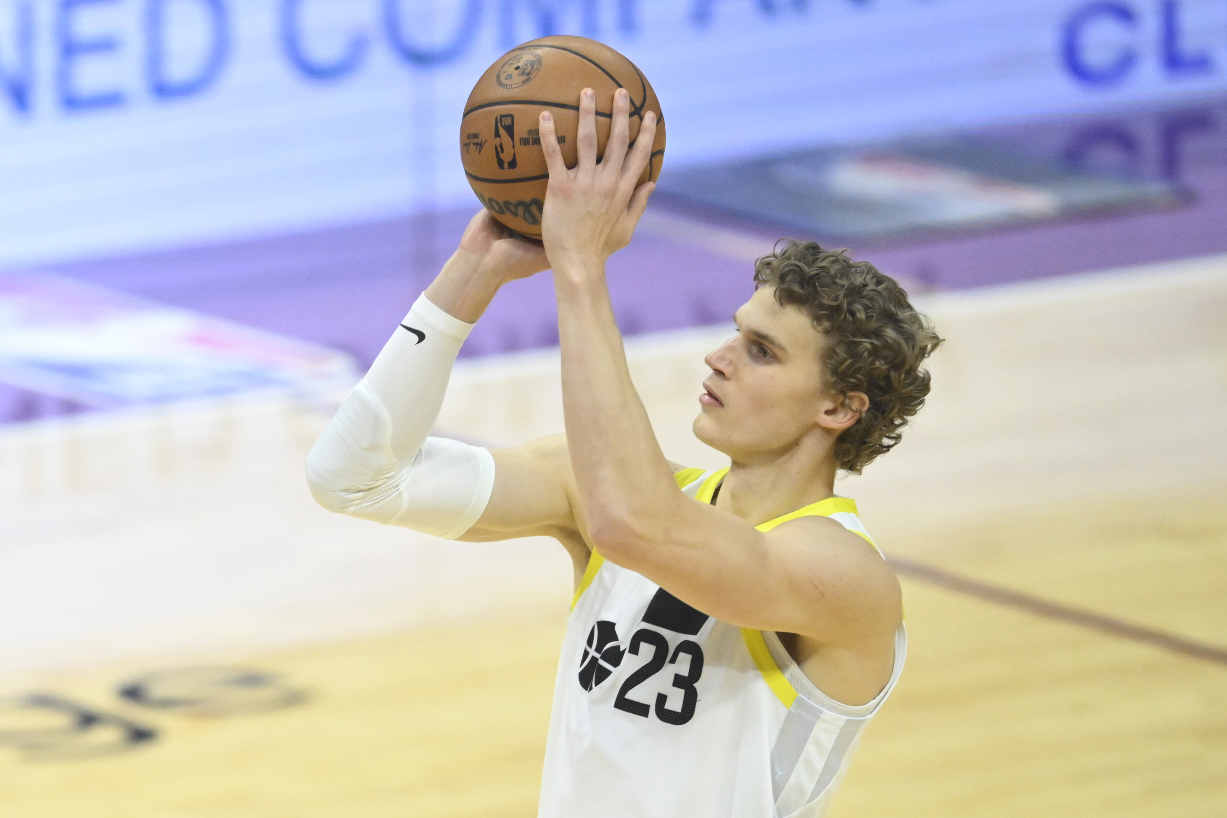 Sam Merrill's career night lifts Cavaliers past Jazz | Reuters