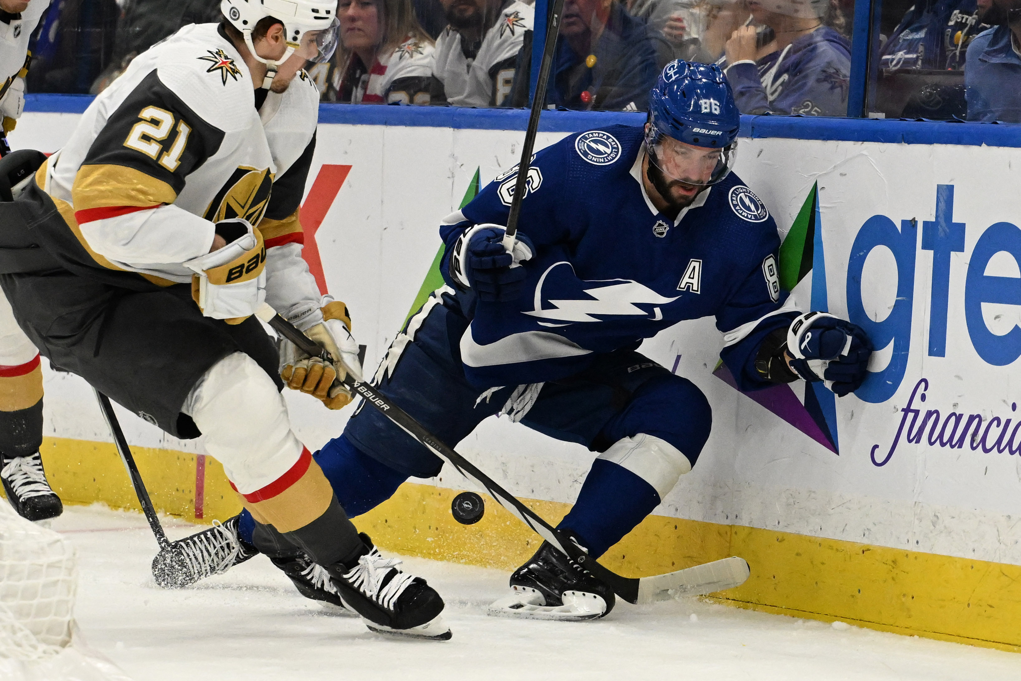 Lightning edge Golden Knights 5-4 on late goal | Reuters
