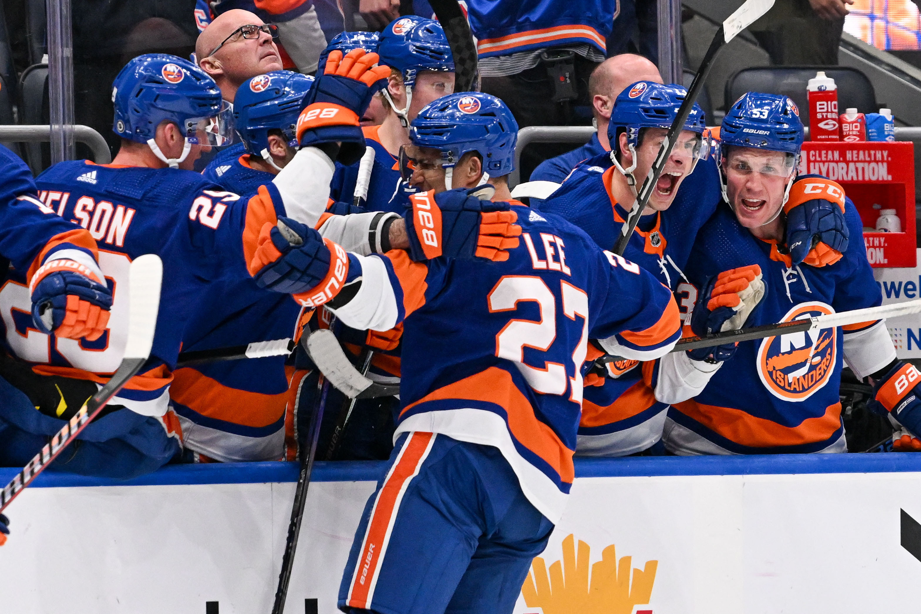 Isles win fifth in a row, cool off first-place Rangers | Reuters