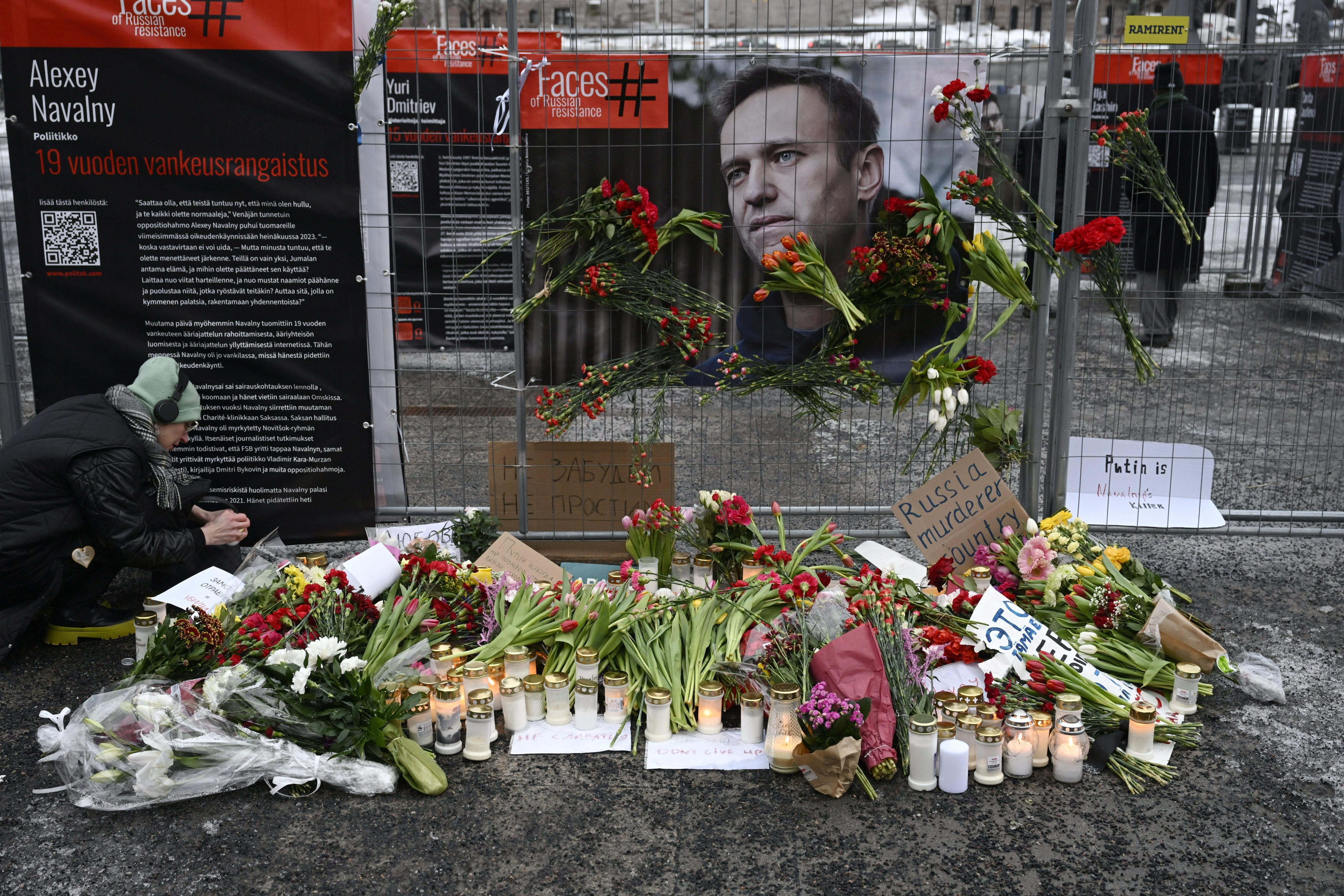 Alexei Navalny death sparks memorials and protests around the globe ...