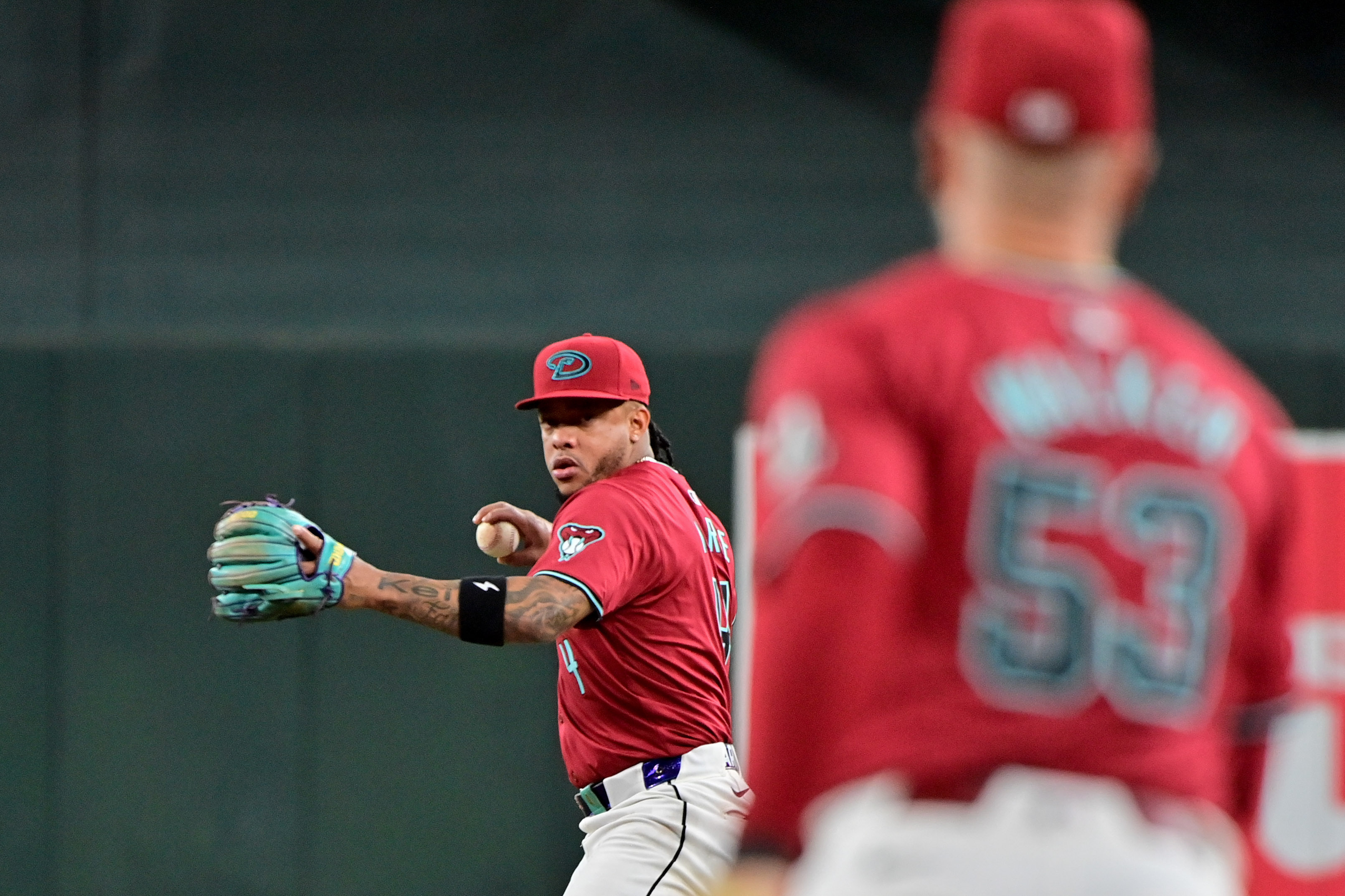In pitchers' duel, D-backs edge reeling Reds on late hit | Reuters