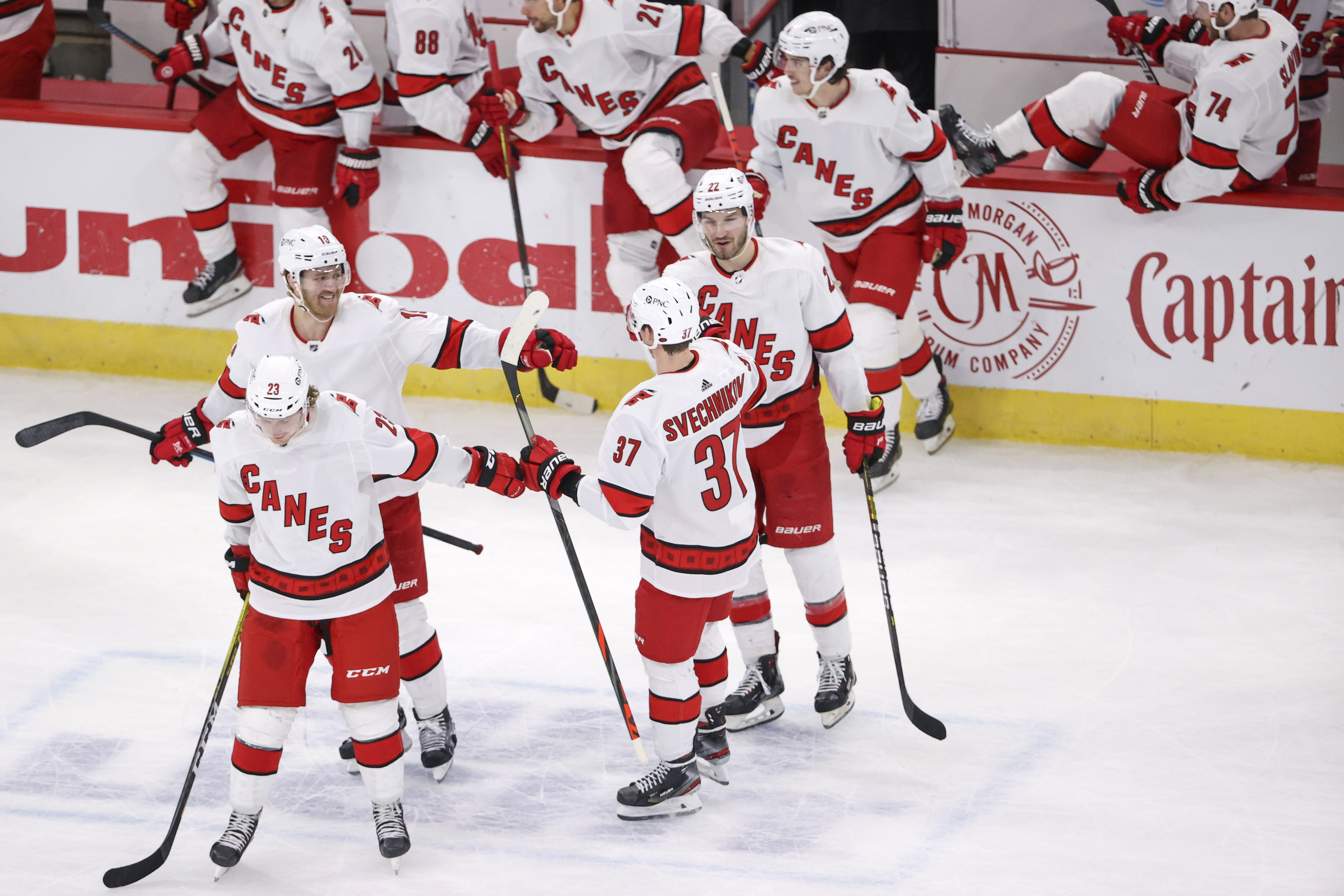 NHL roundup: Hurricanes prevail in shootout, win 5th straight | Reuters