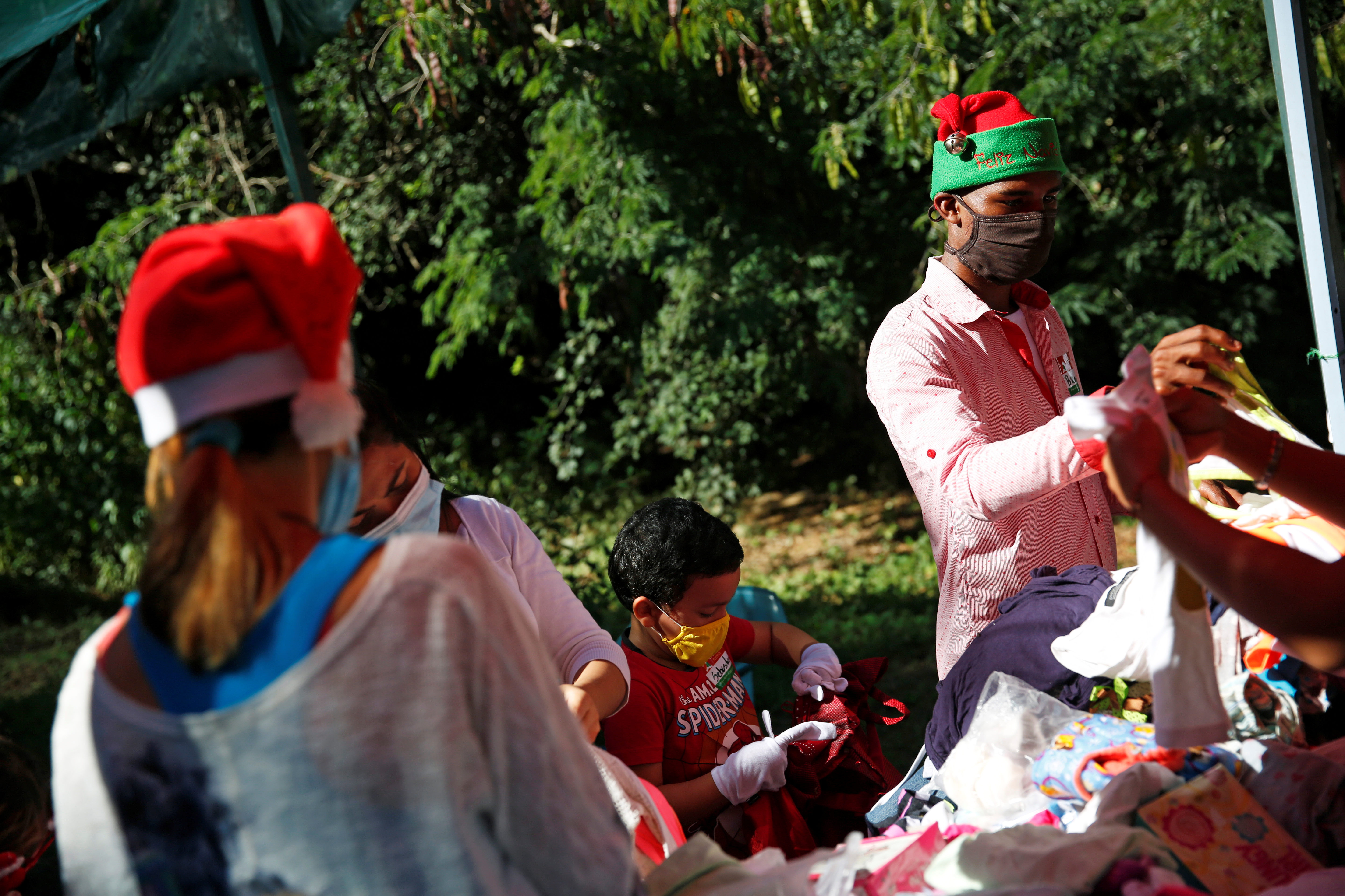 In pandemic and recession, Santa Claus gifts bread and clothes to poor ...