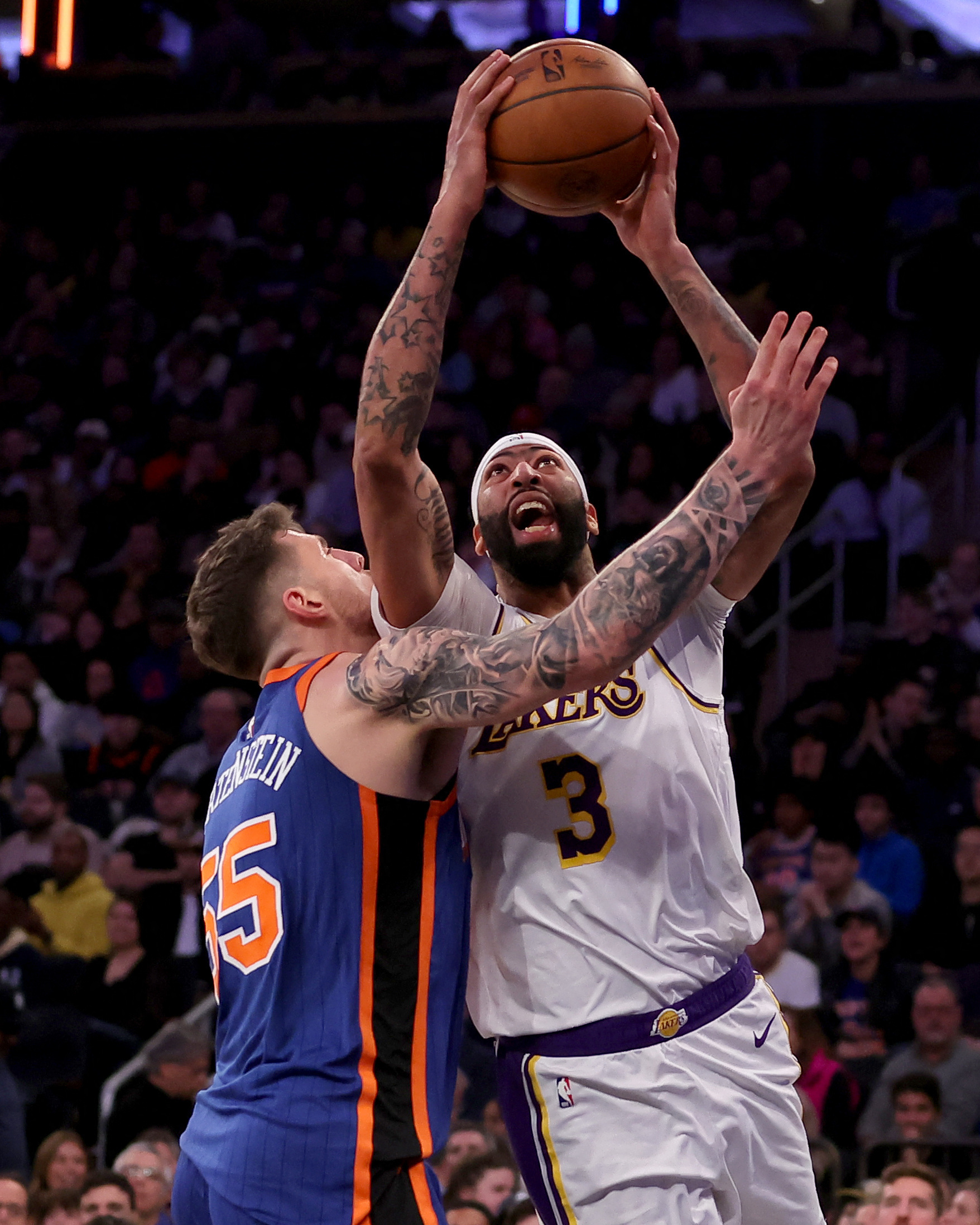 Lakers rally, snap Knicks' 9-game win streak | Reuters