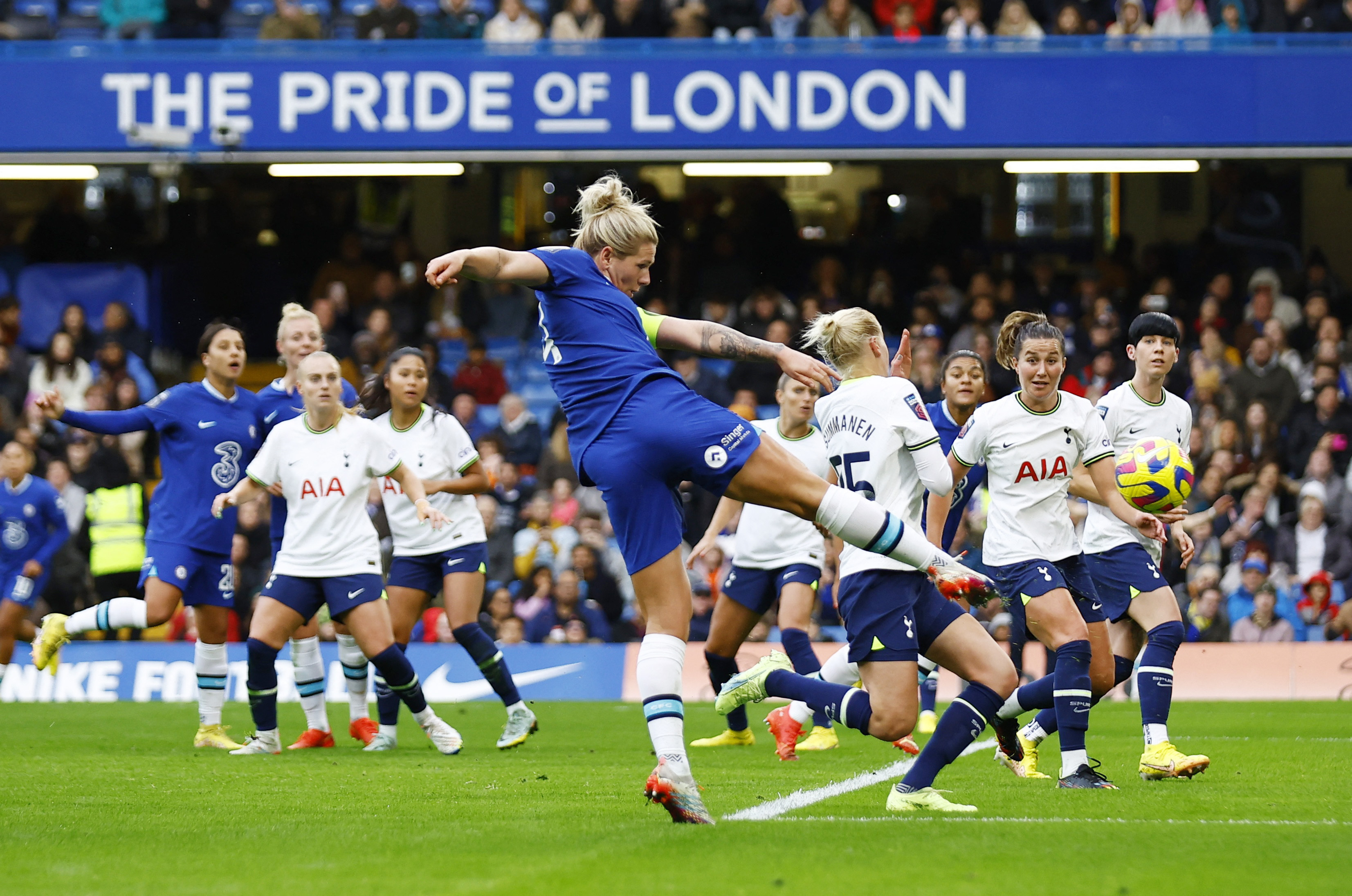 Chelsea go top of WSL, Arsenal lose to Man United | Reuters