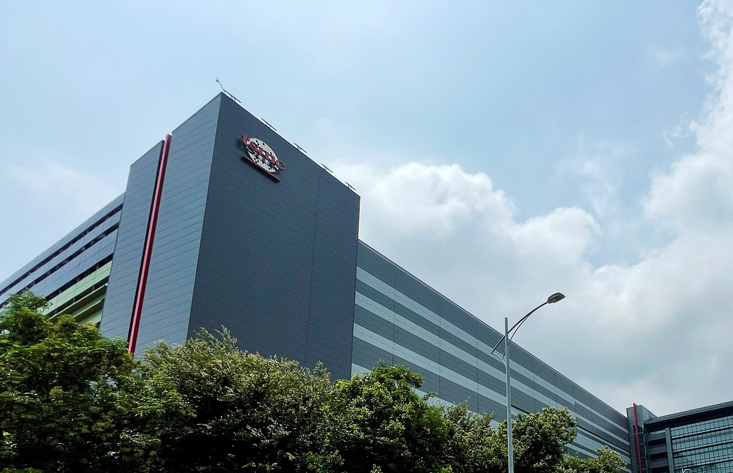 TSMC shares fell as much as 2.98% ahead of possible Pelosi visit to ...