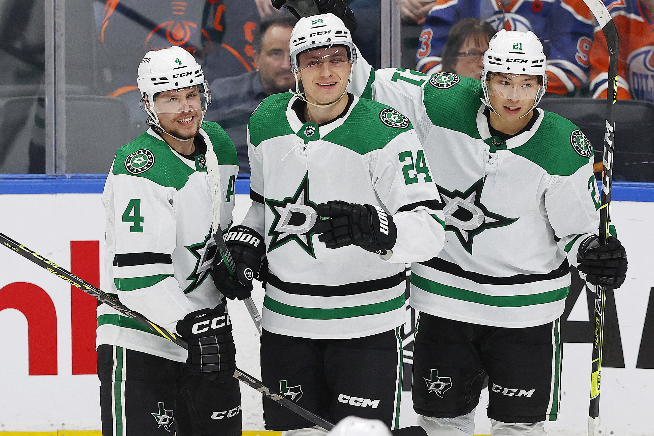 Scott Wedgewood (46 saves), Stars hold off Oilers | Reuters