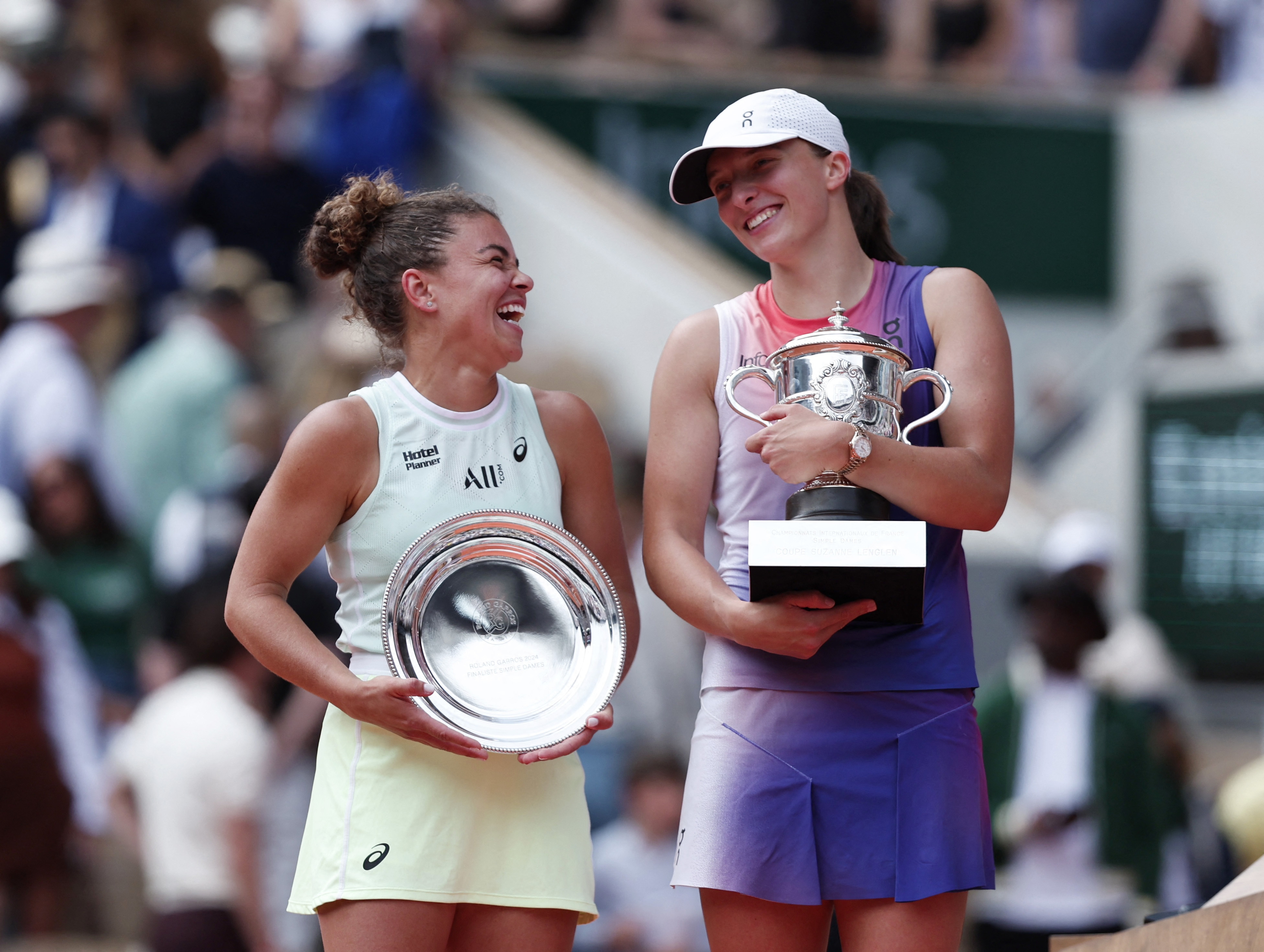 Clay queen Swiatek rules again at Roland Garros | Reuters