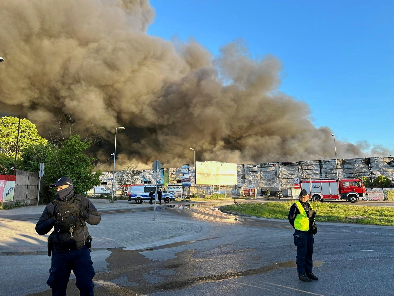 Fire destroys one of biggest shopping centres in Warsaw | Reuters