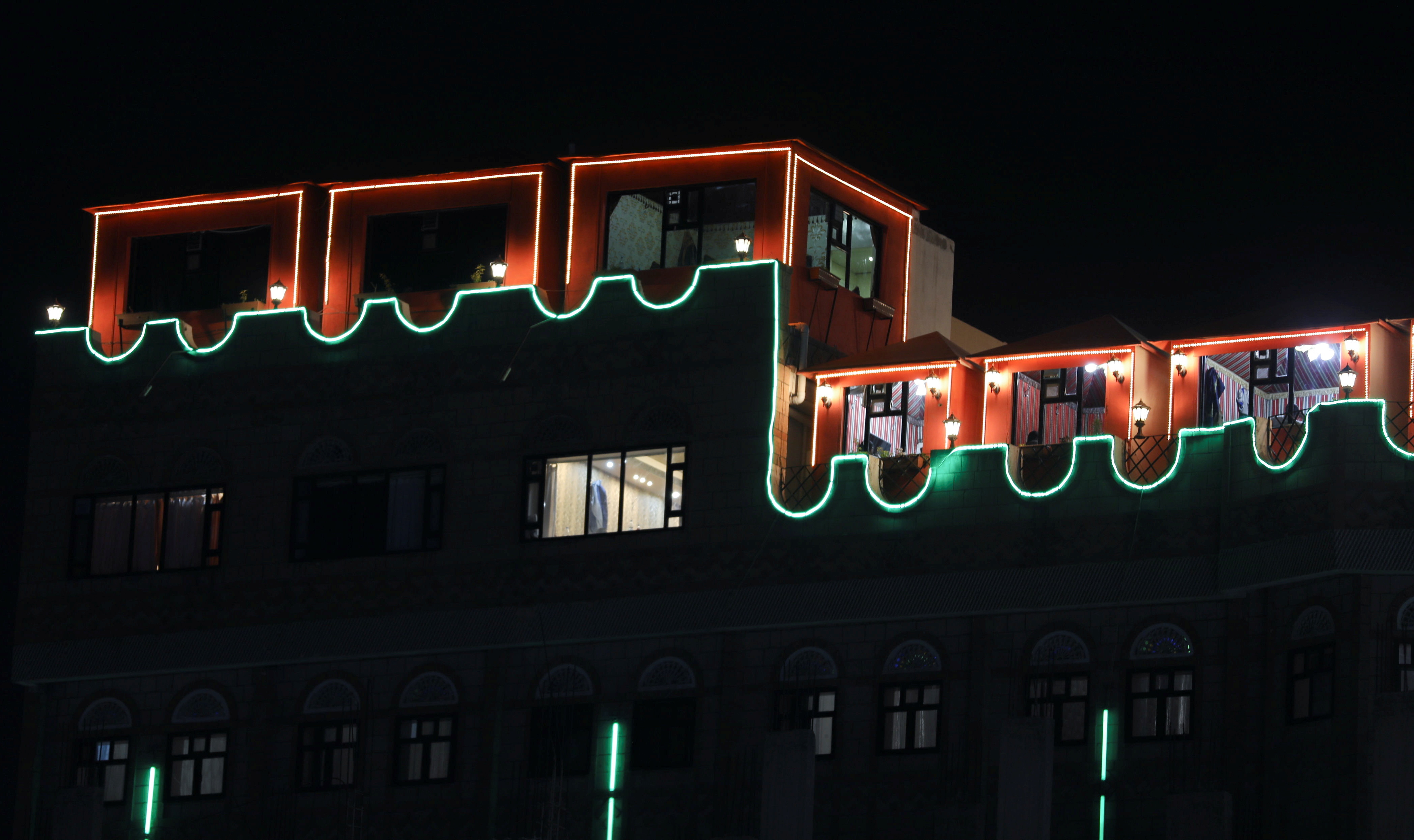 Cosy cabins appear on Sanaa hotel roofs as war curtails tourism ...