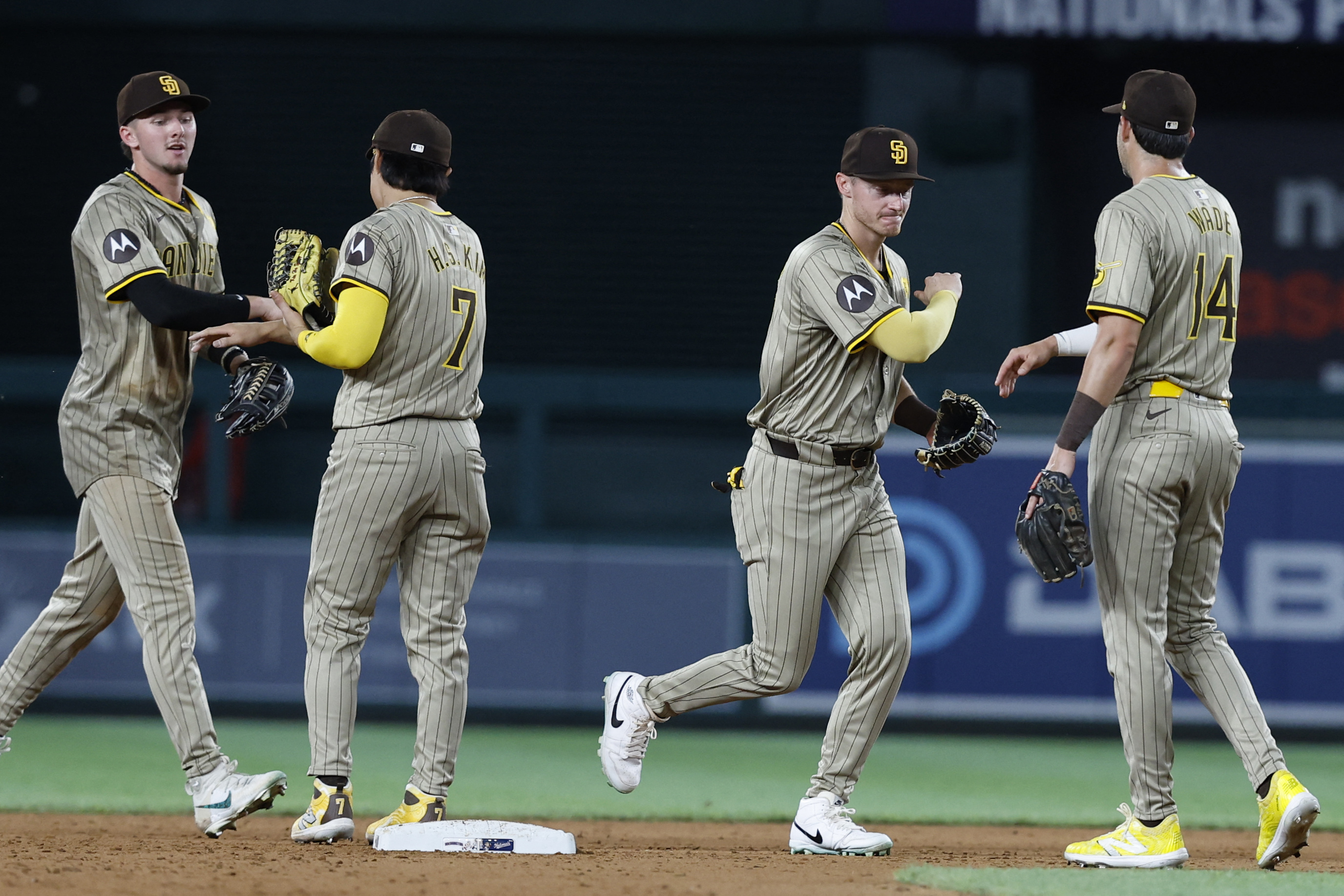 Padres pound 20 hits in rout of Nationals | Reuters