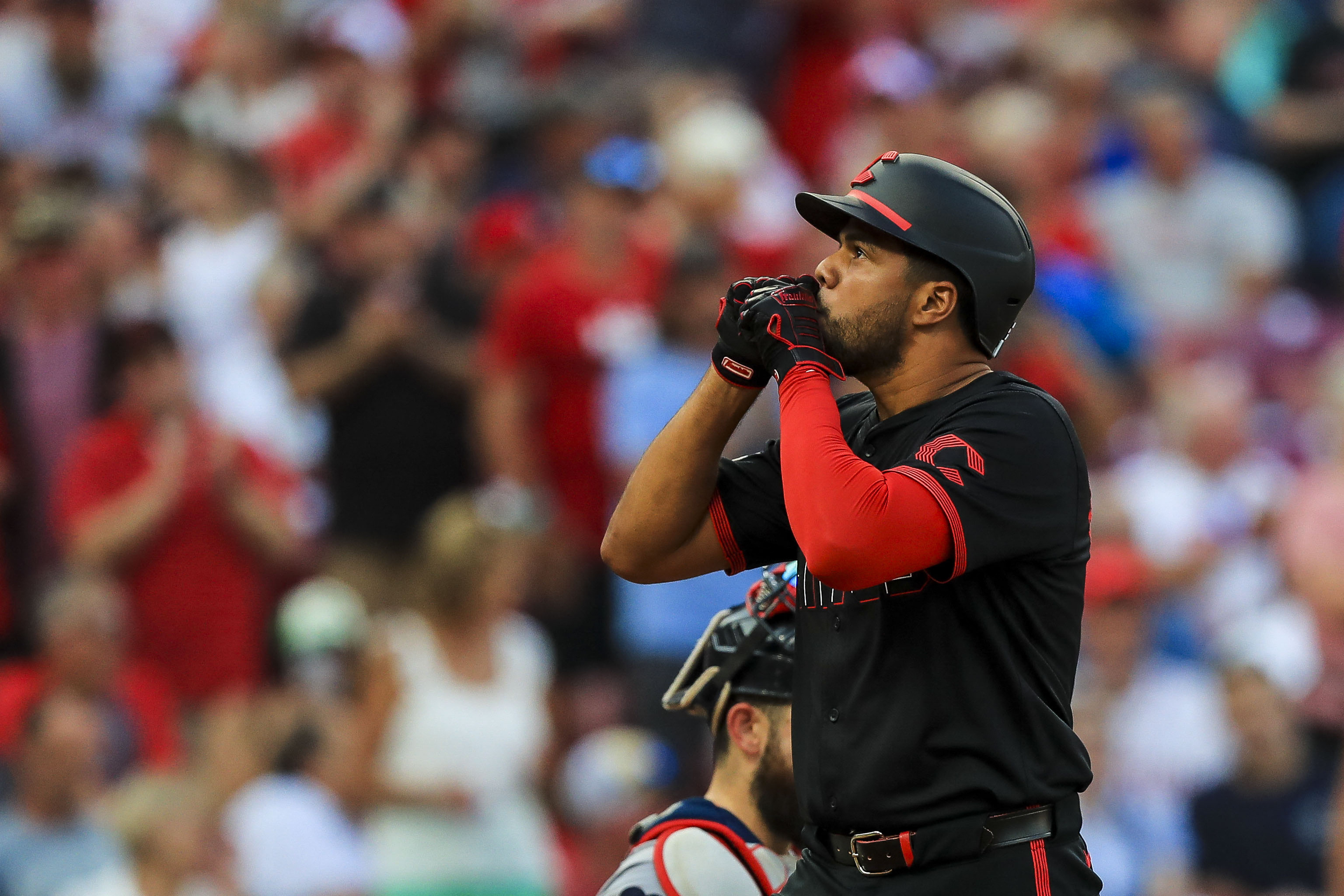 Reds win battle of home runs, top Red Sox | Reuters