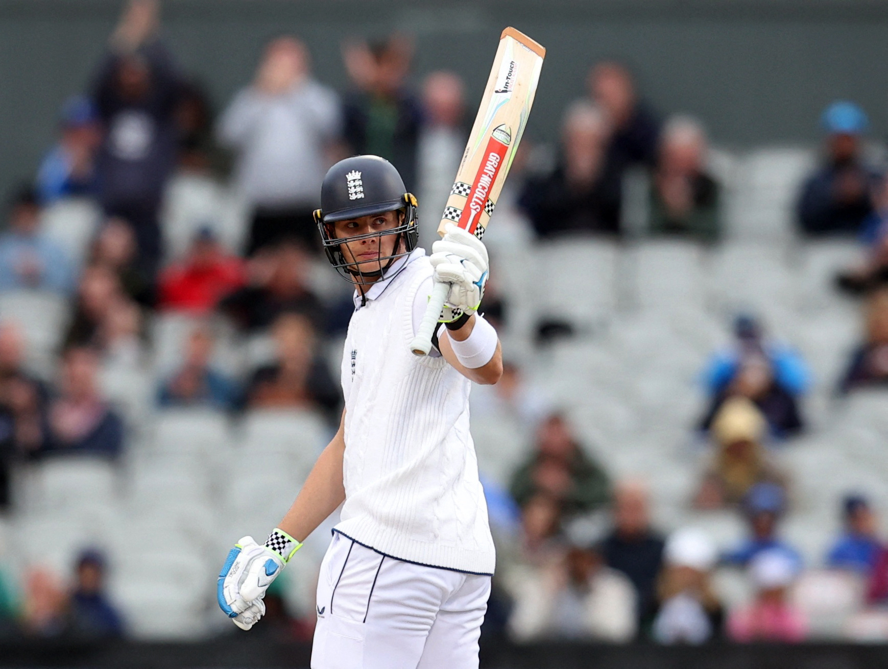 Smith drives England to 23-run lead over Sri Lanka before bad light ...