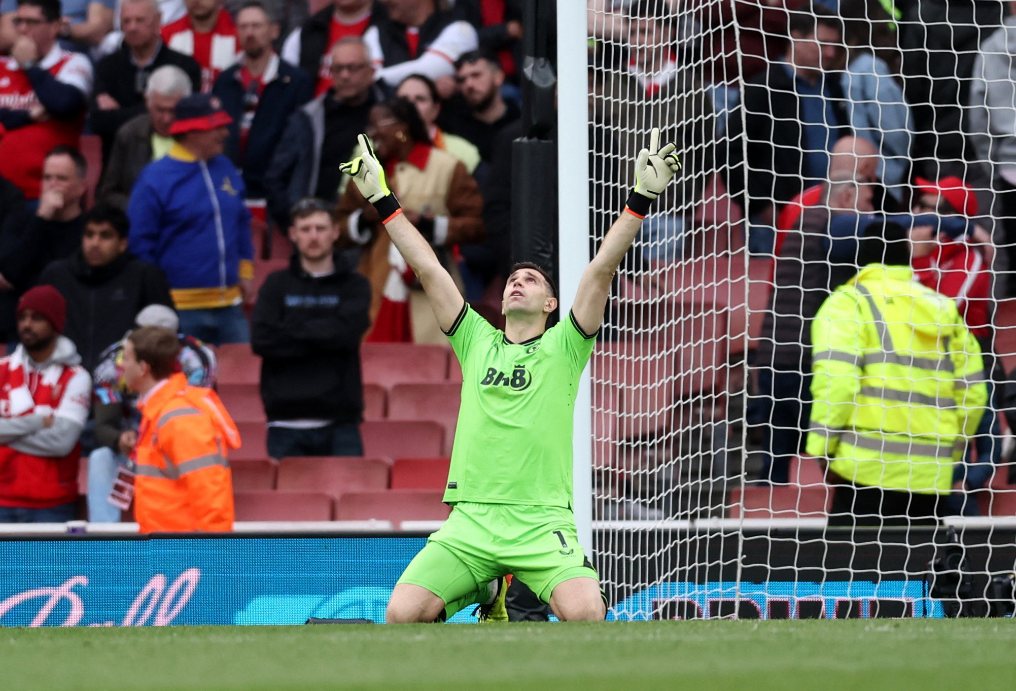 Arsenal's title hopes hit with 2-0 loss to Villa as Man City get boost ...