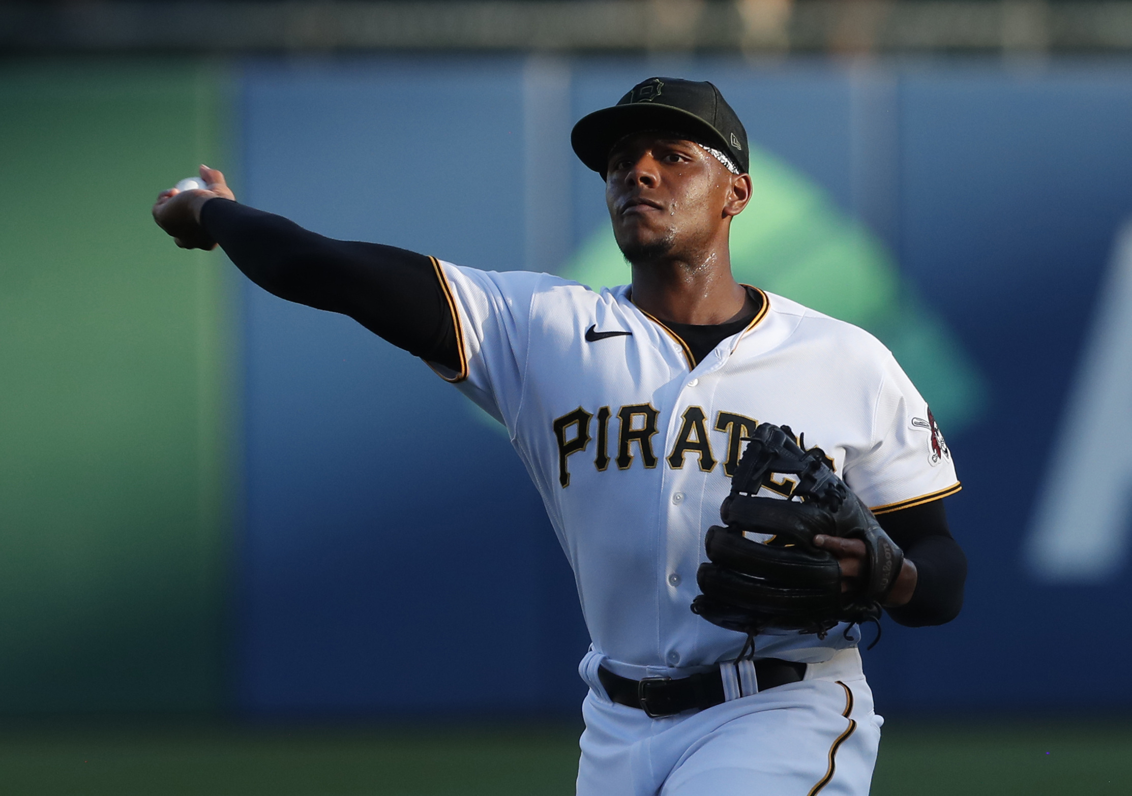 Home runs help push Pirates past Brewers | Reuters