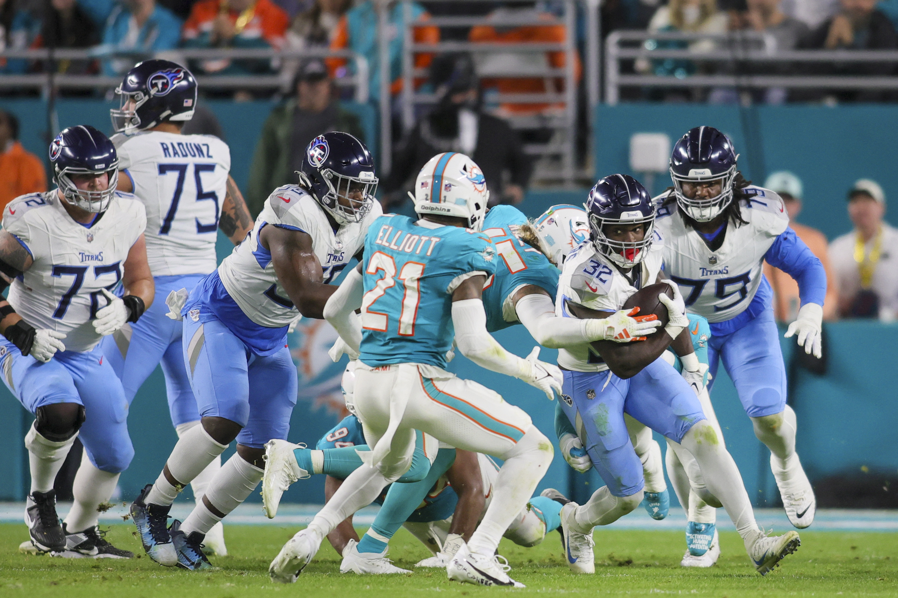 Titans stun Dolphins with two late touchdowns | Reuters
