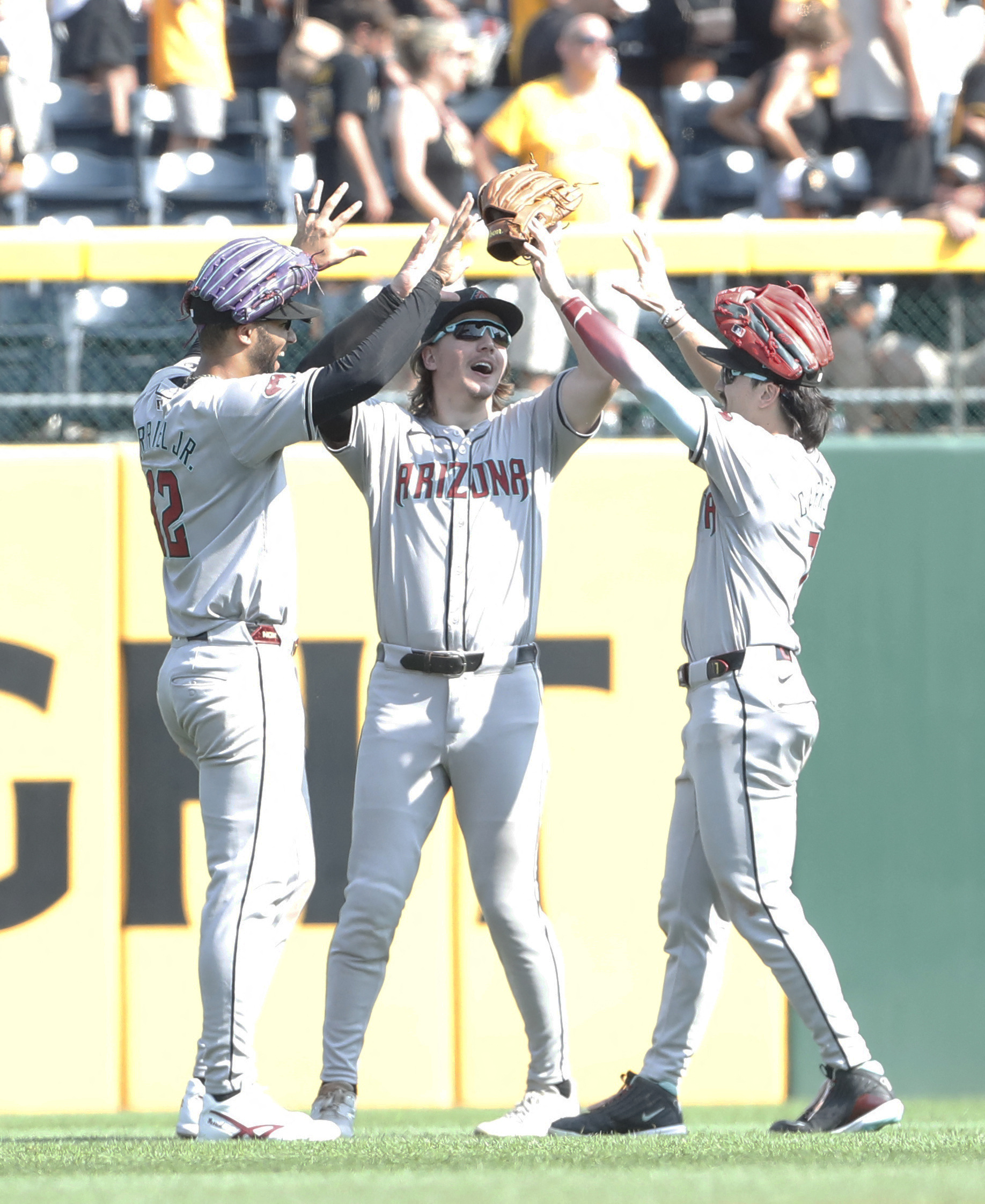 D-backs rally from 4-0 deficit, hold off Pirates | Reuters
