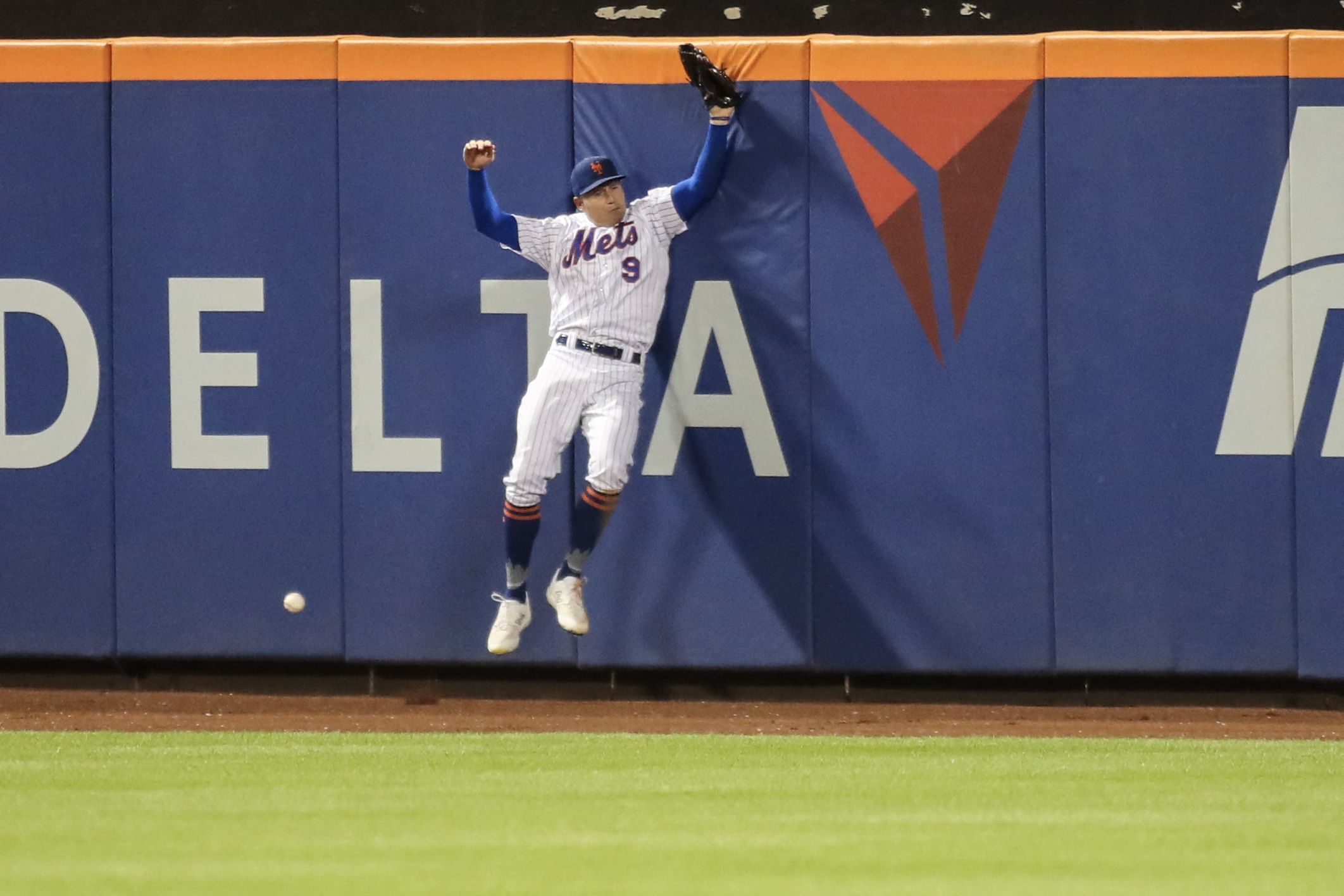 Mariners score last, win seesaw game with Mets | Reuters