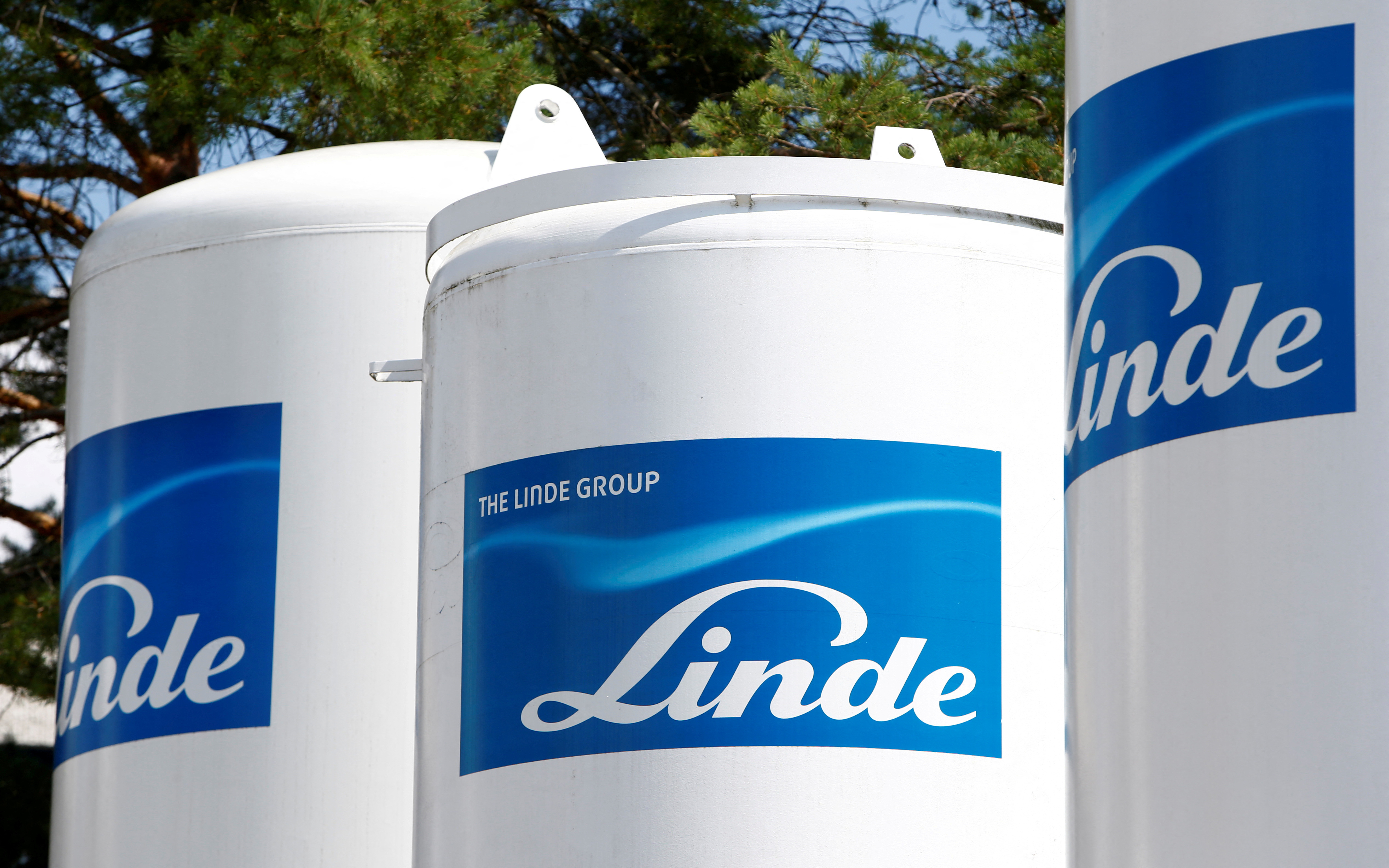 Linde raises annual targets on higher earnings, but volumes ease | Reuters