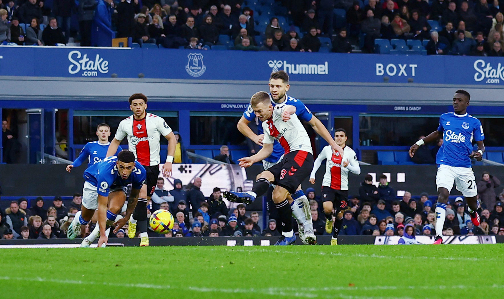 Ward-Prowse brace gives Southampton victory at ailing Everton | Reuters