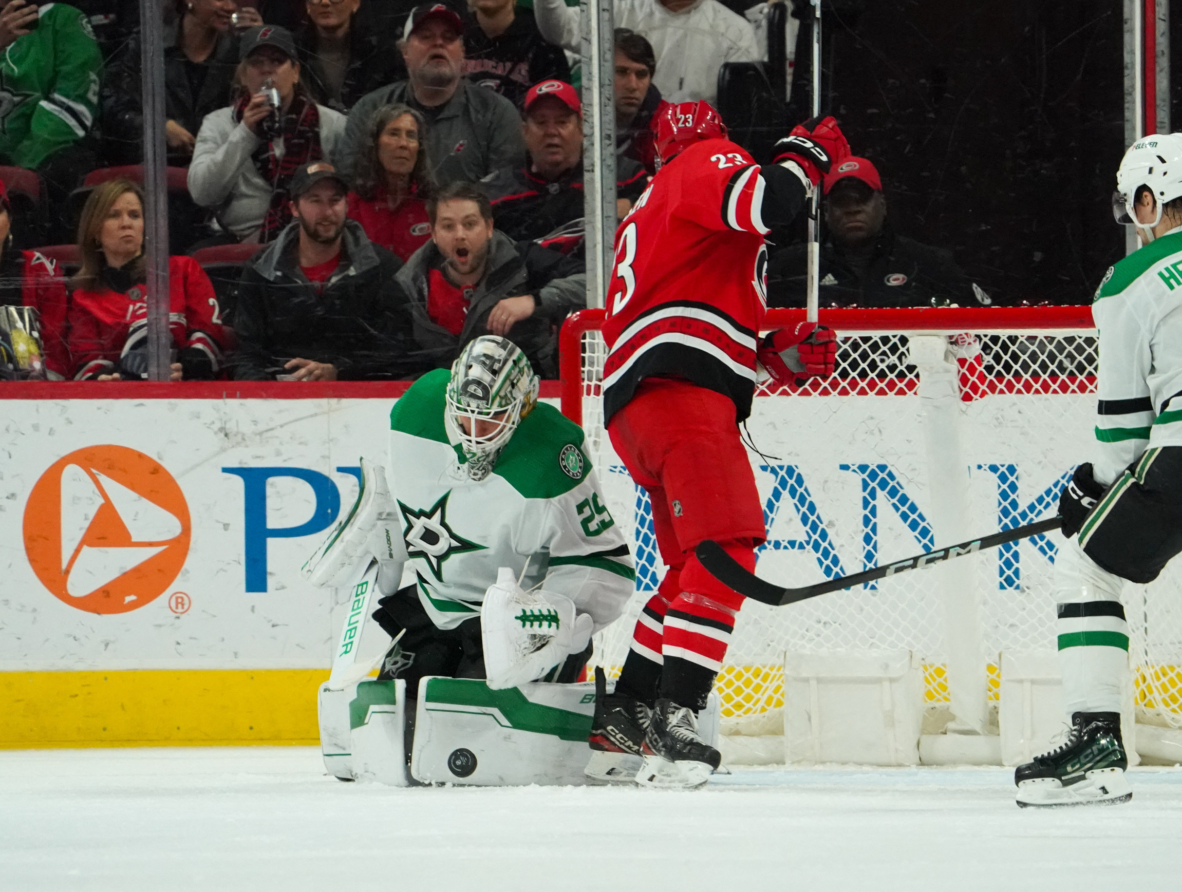 Stars edge Hurricanes to halt winless streak | Reuters