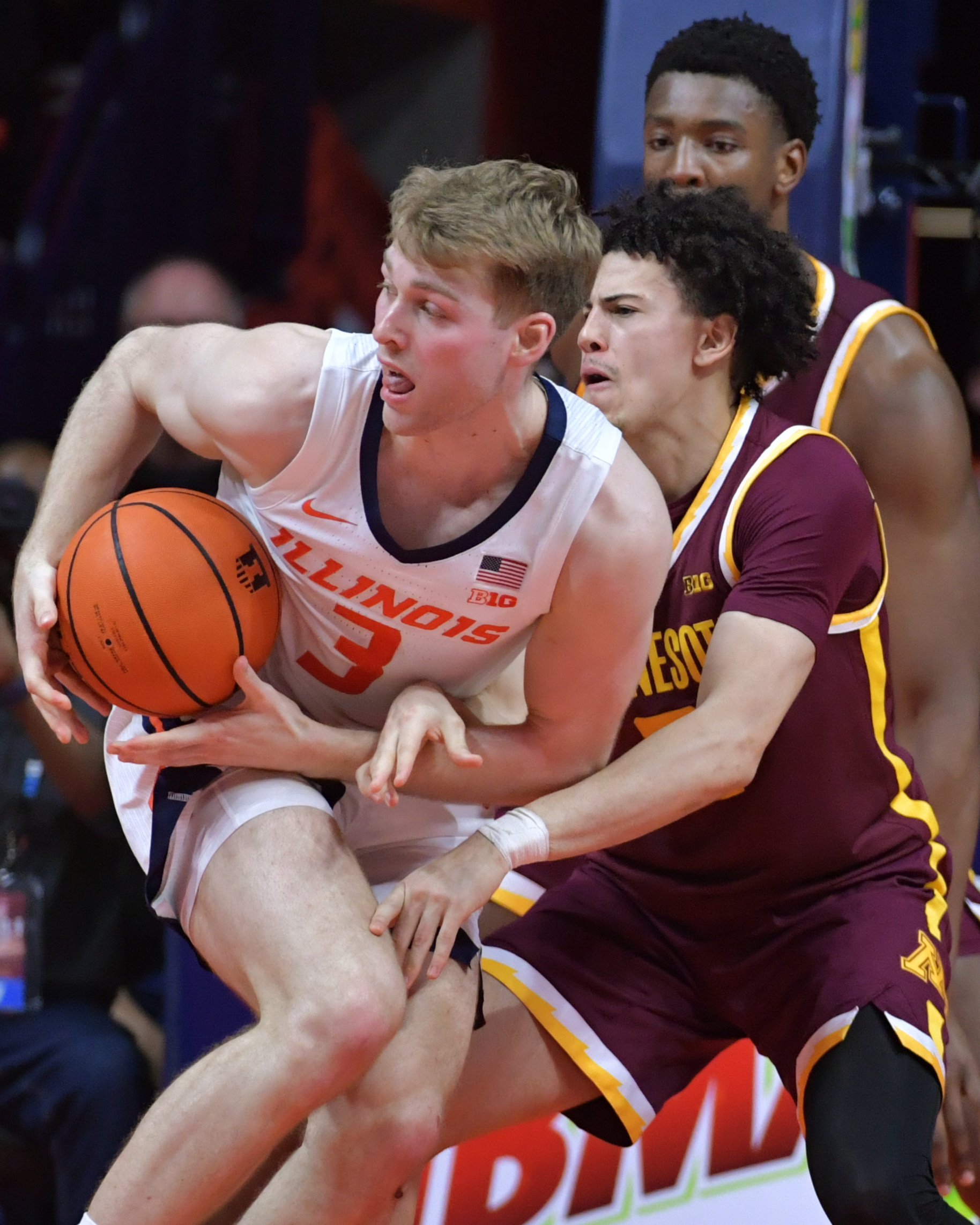 No. 13 Illinois outlasts Minnesota in back-and-forth clash | Reuters