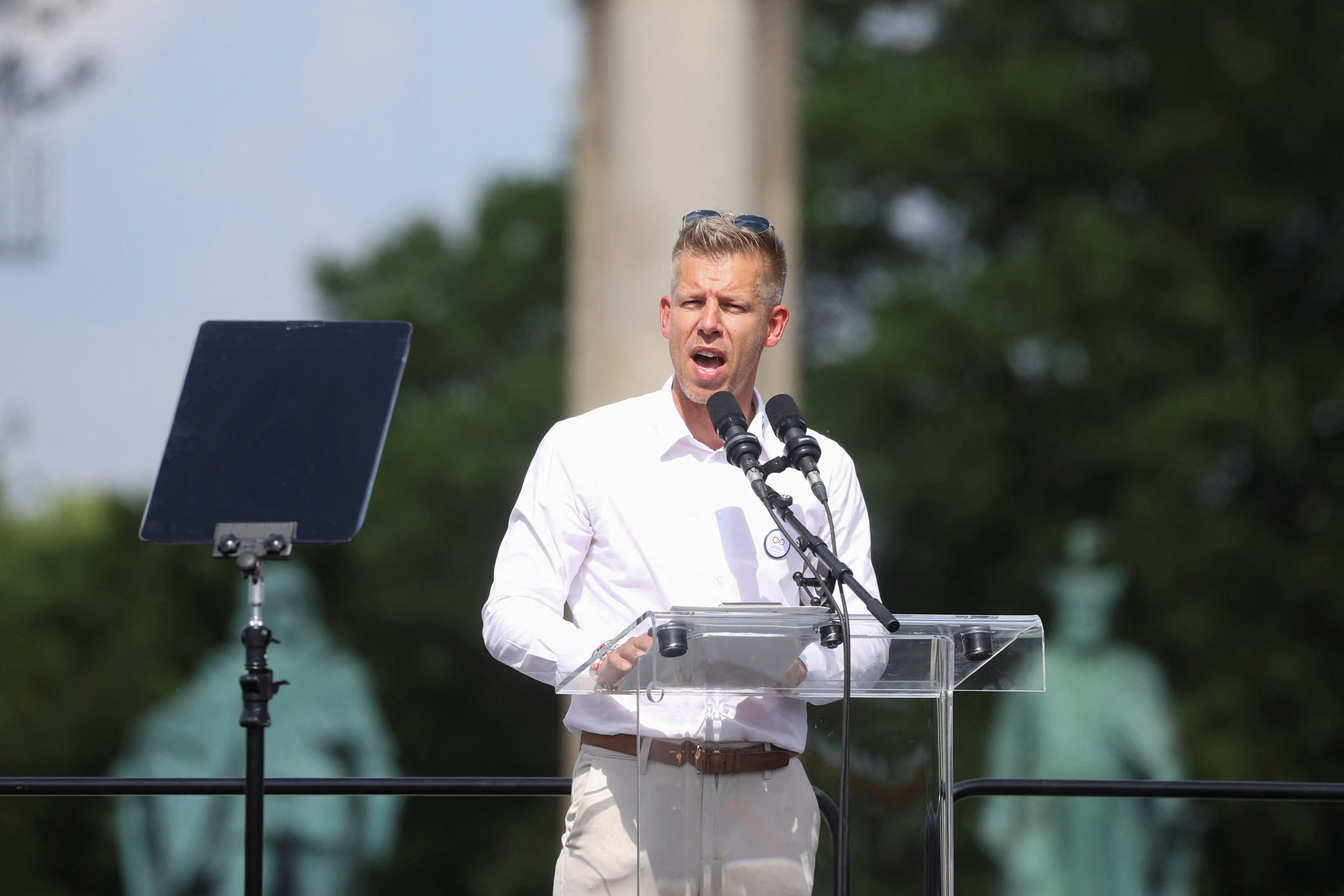 Hungarian political newcomer says he will work on unfreezeing EU funds ...