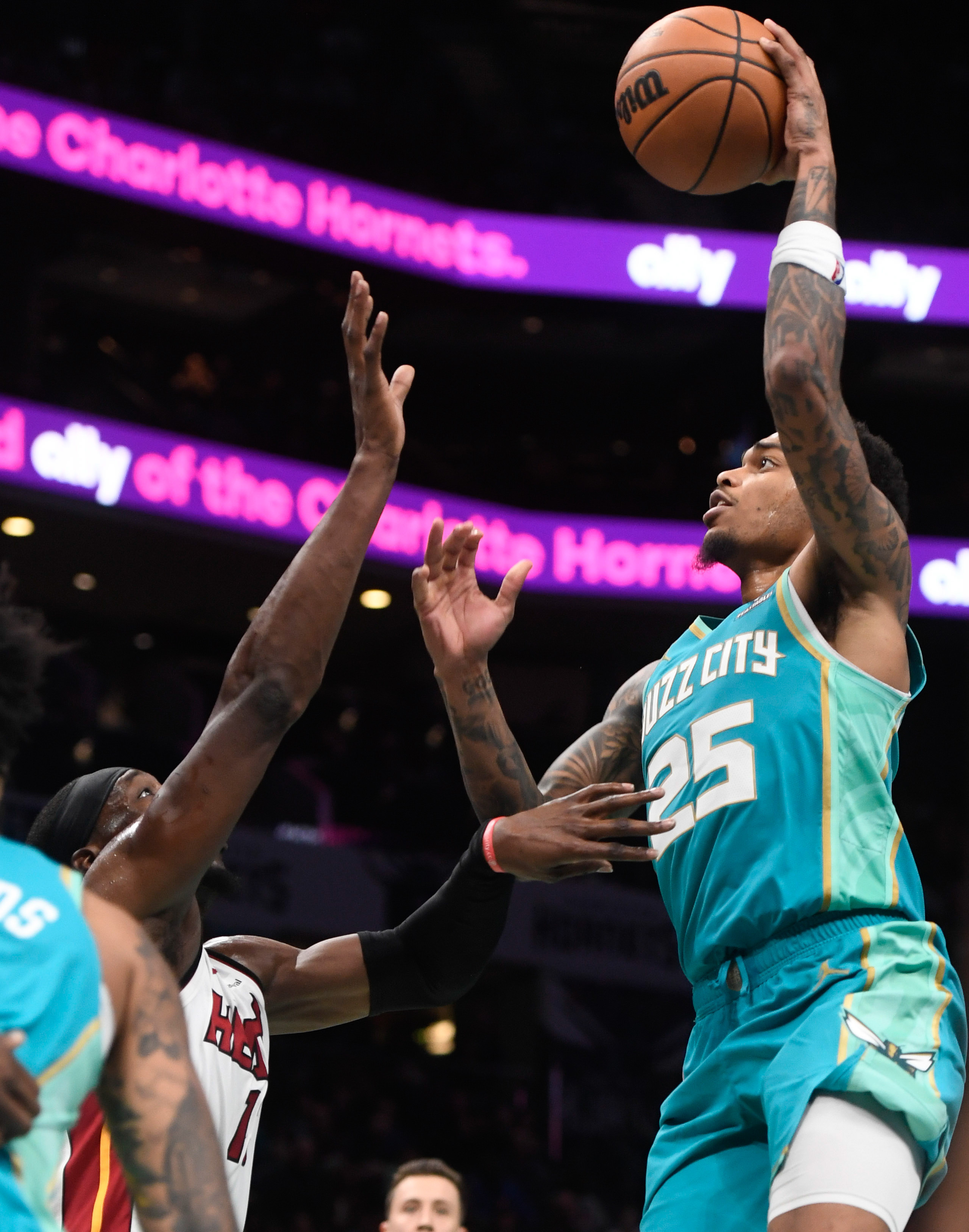 Heat hold off Hornets thanks to Jimmy Butler | Reuters