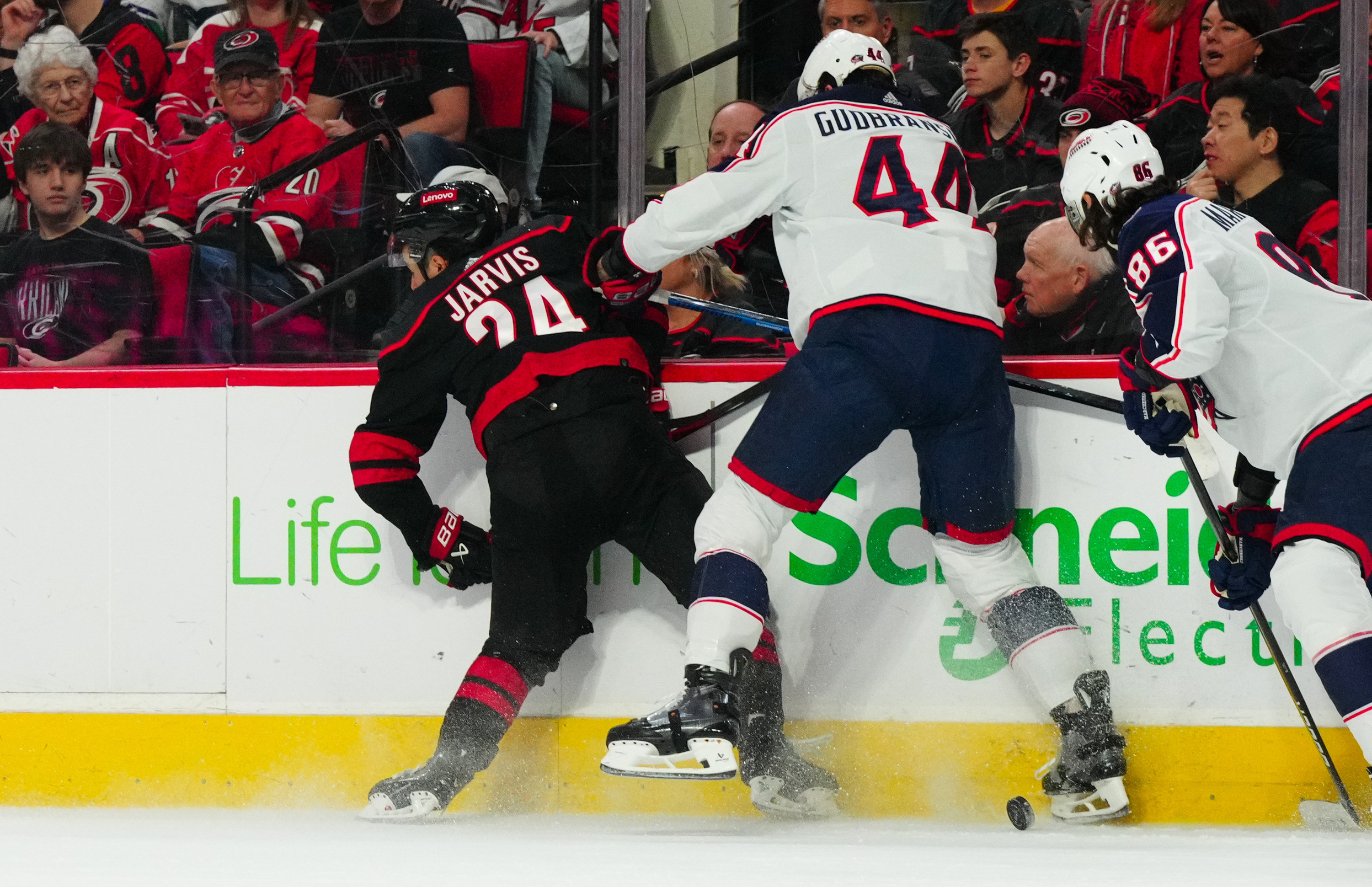 Hurricanes score early, blank Blue Jackets | Reuters