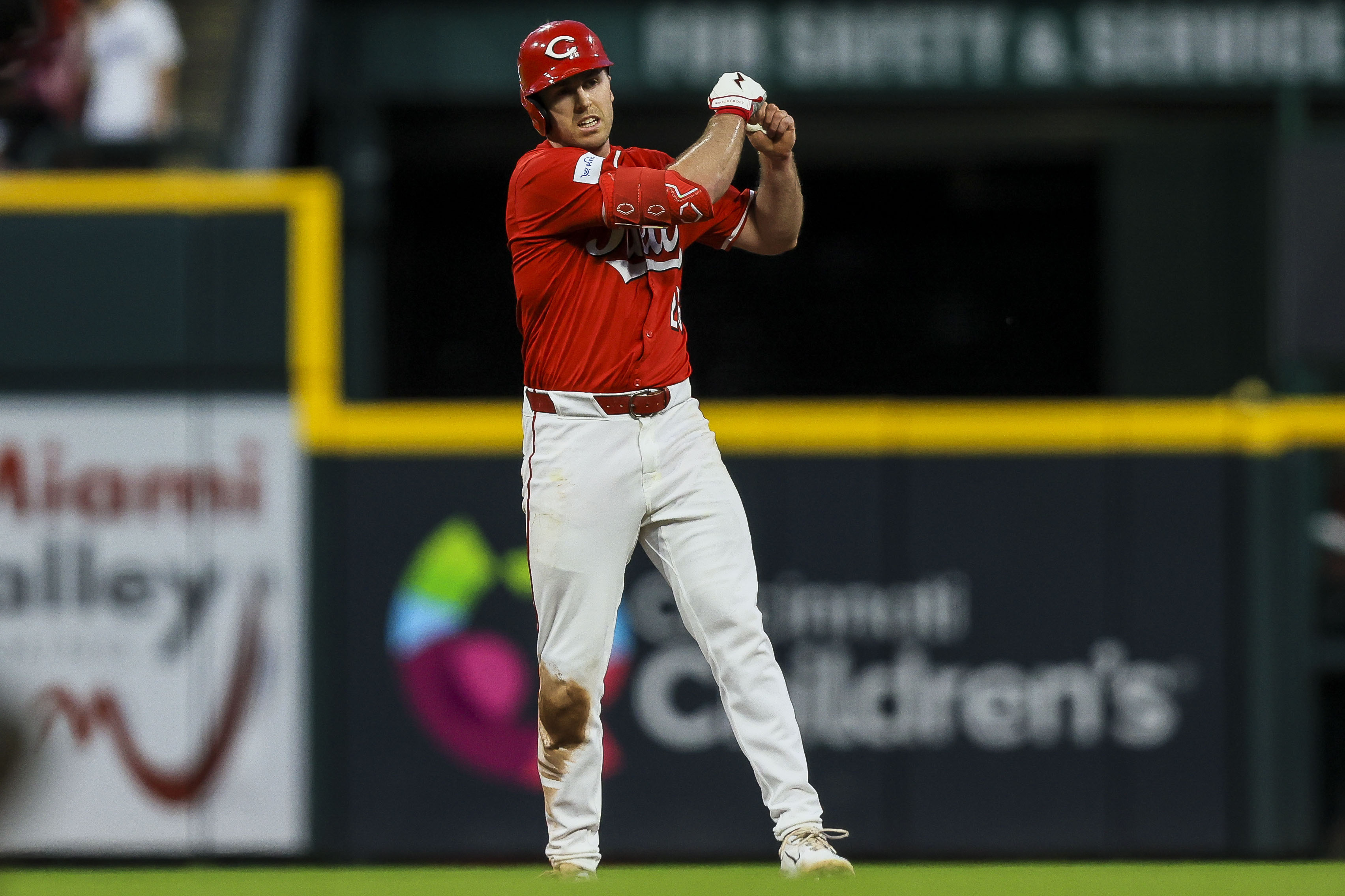 Reds beat Dodgers to complete three-game sweep | Reuters