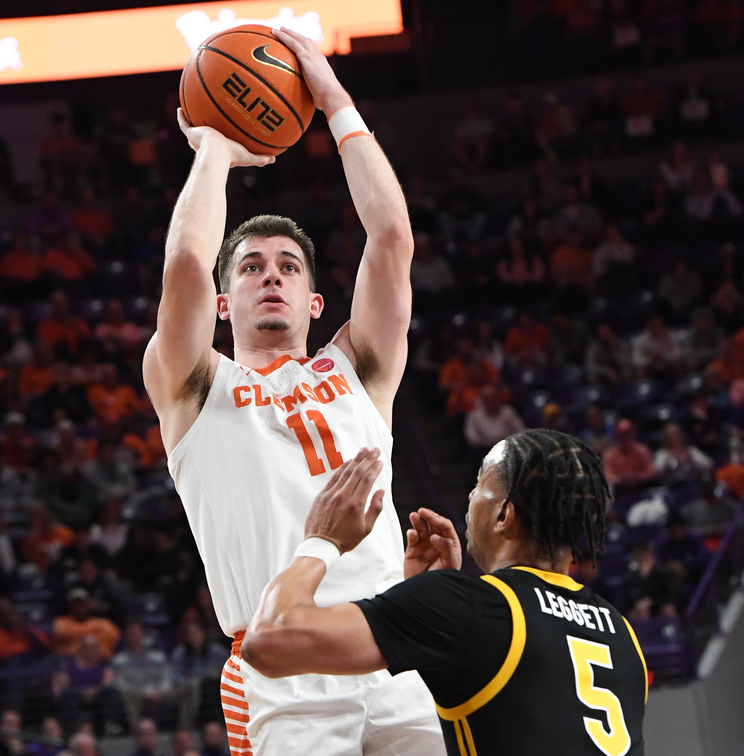 Ian Schieffelin powers Clemson past Pitt | Reuters